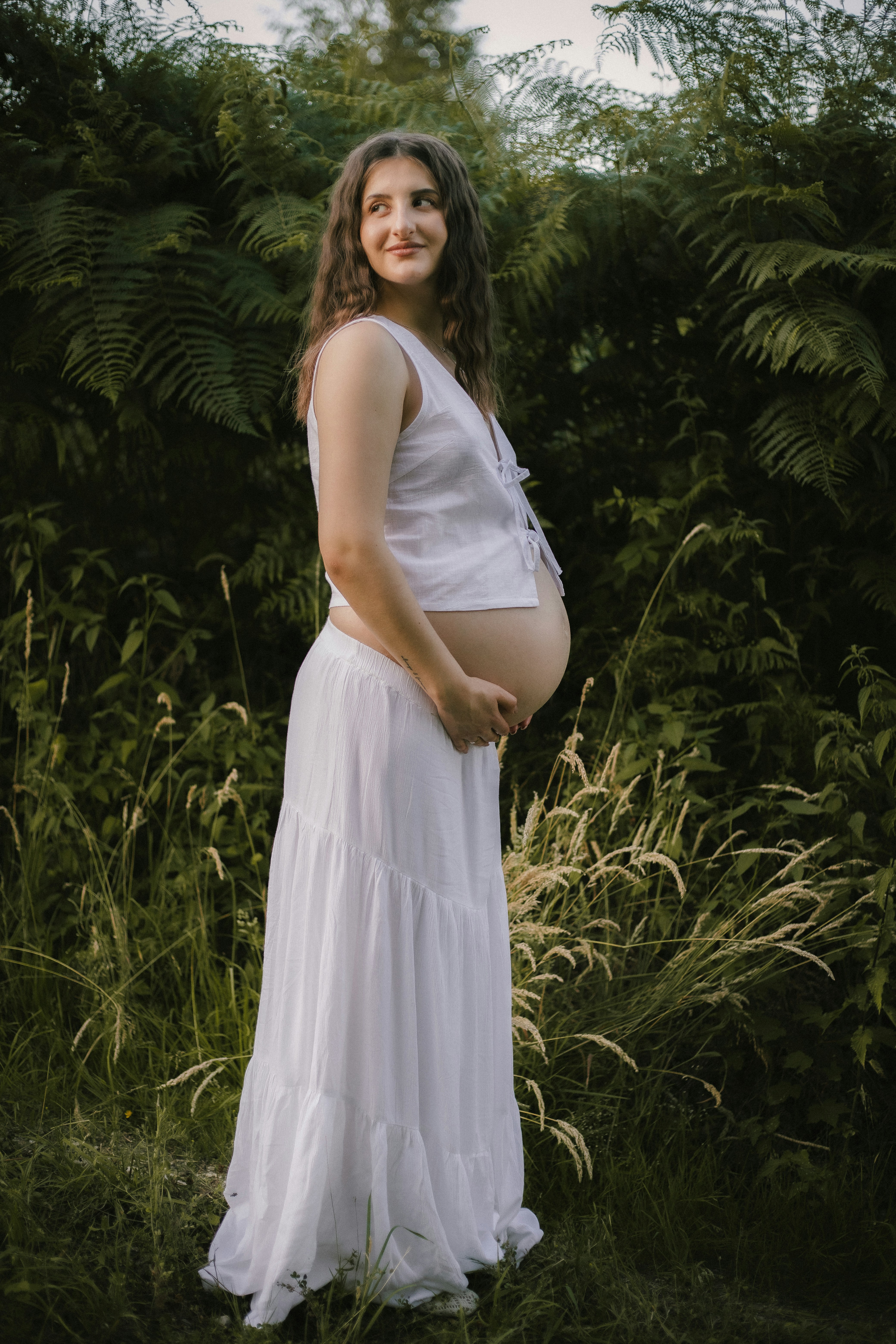 Embrace in Bloom: a expectant gaze under fern canopies