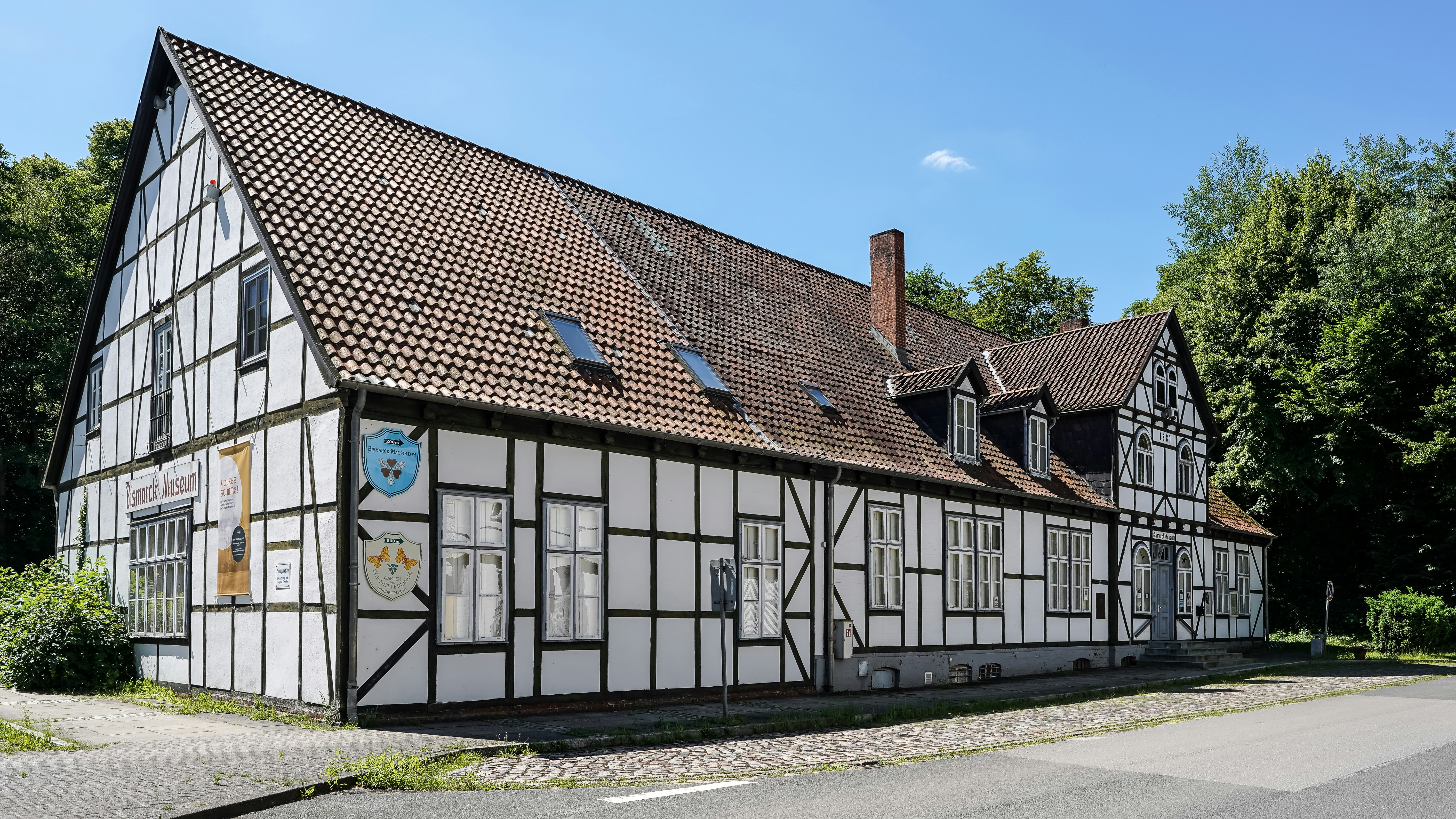 Stubbenhof Row House: Timber-Framed Facades Under a Sunny Sky