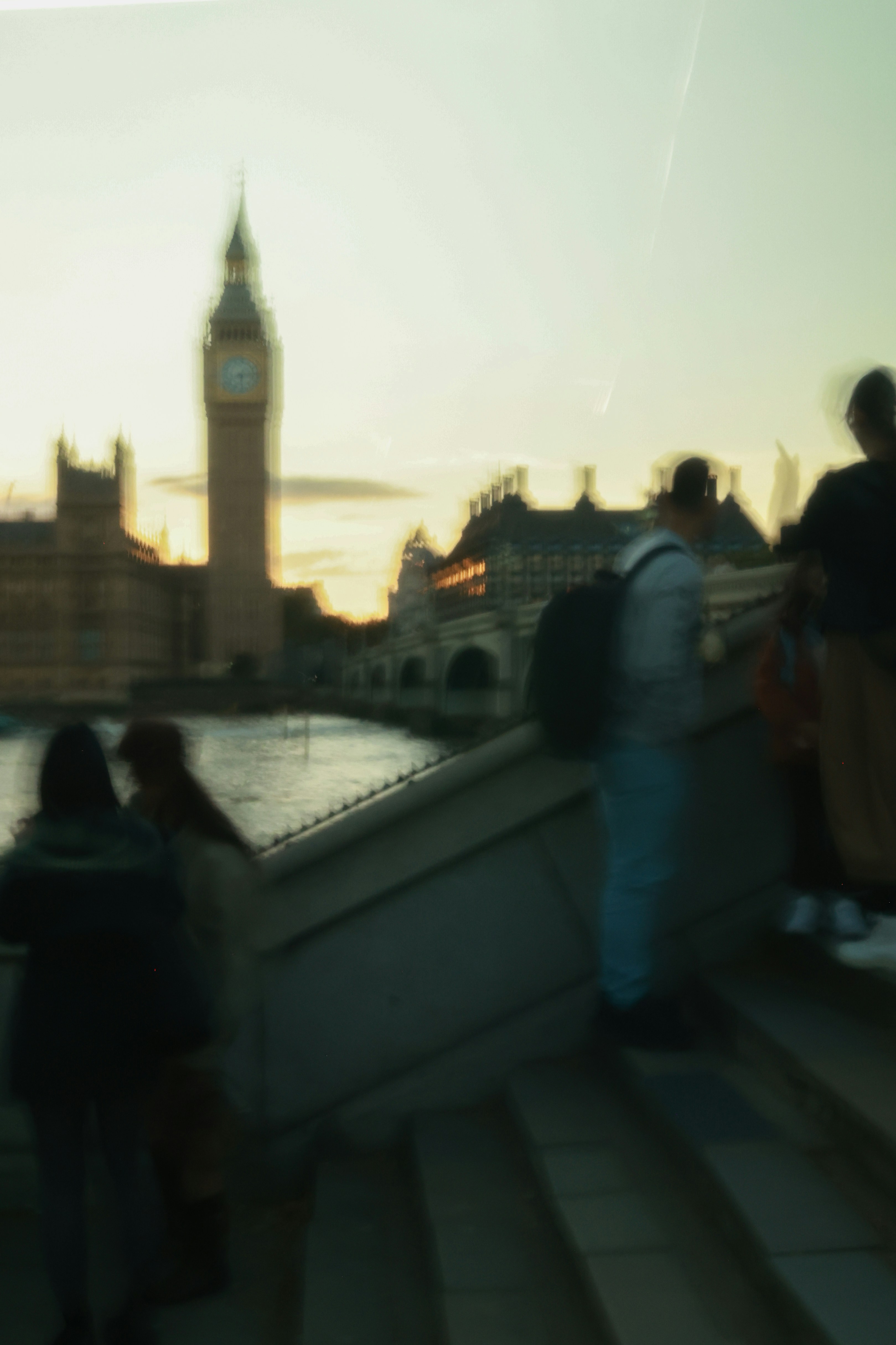 Evening along the Thames: between silhouettes and the clock tower