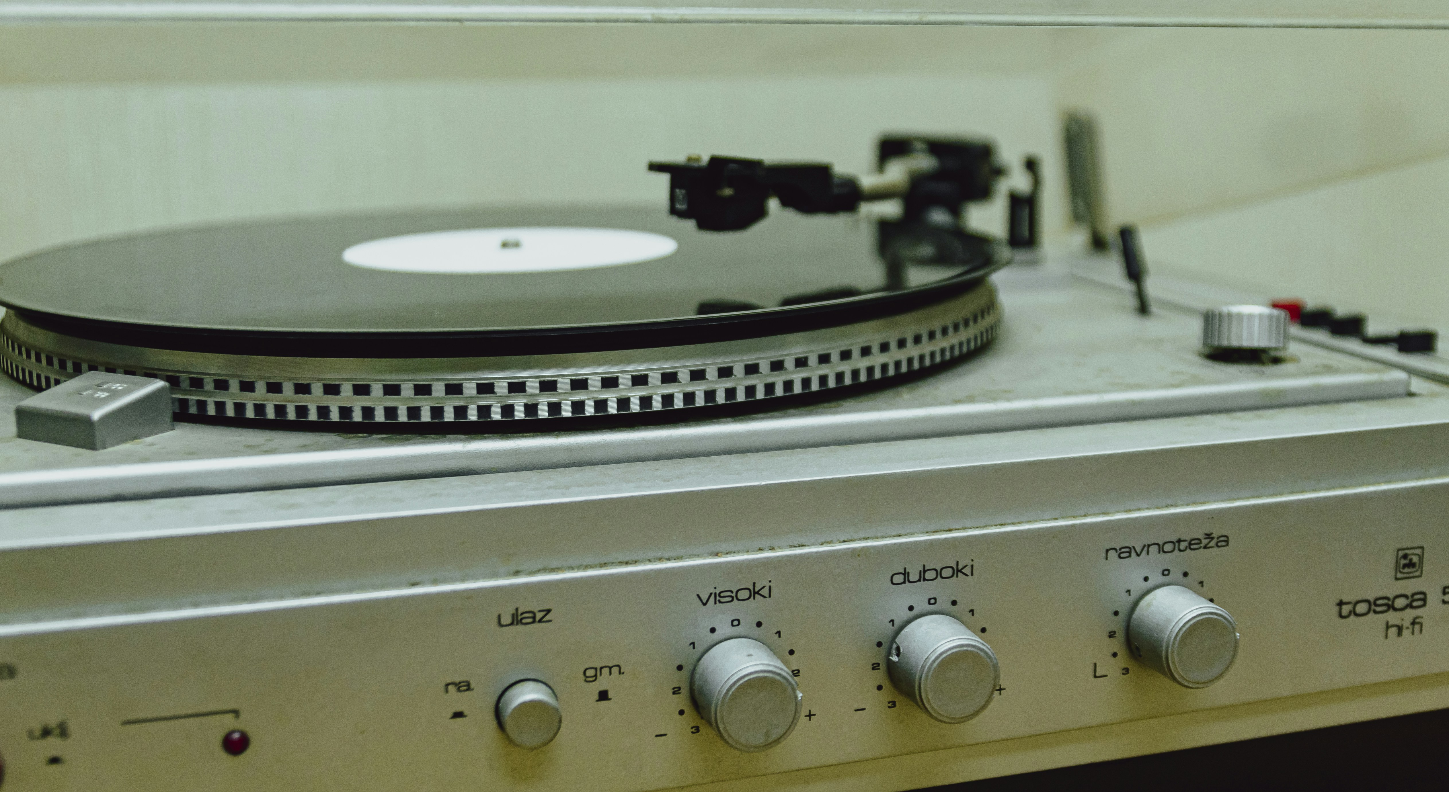 Analog Pulse: A Turntable Engine of Quiet Precision