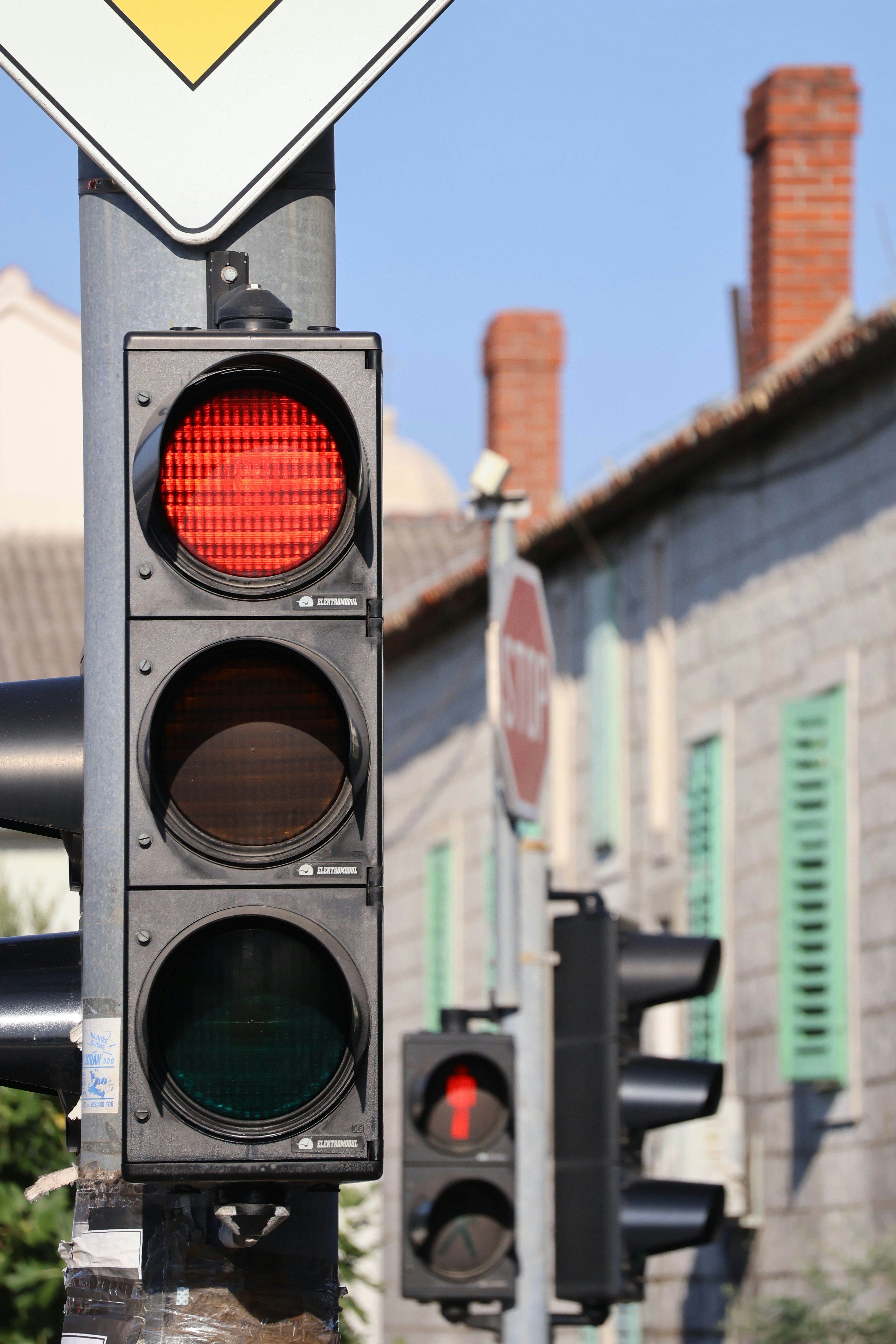 Red Signal Standby: A Portrait of Urban Traffic Lights