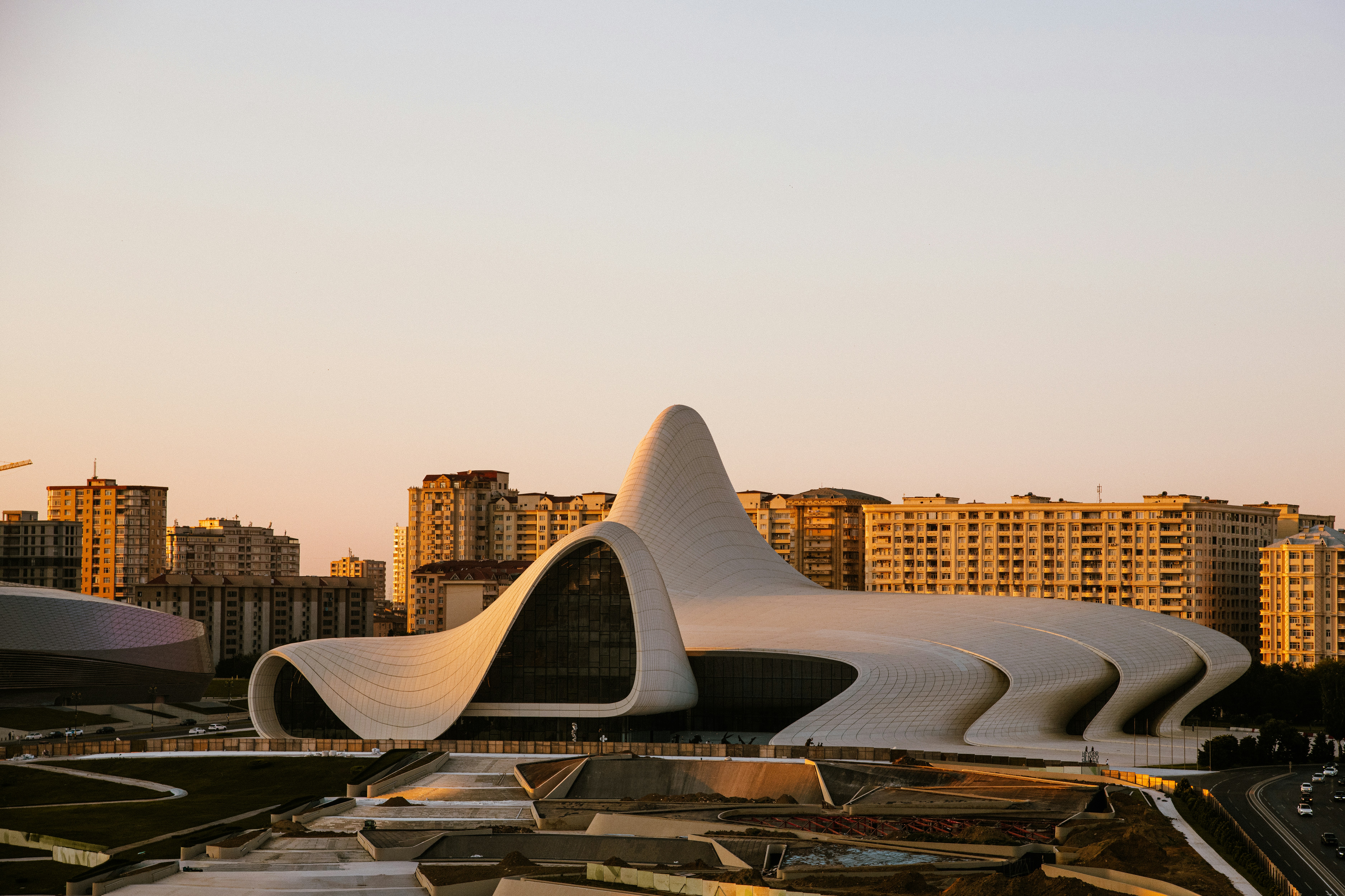 Curved Architecture at Dusk: The Fluid Roof Against a Quiet Skyline