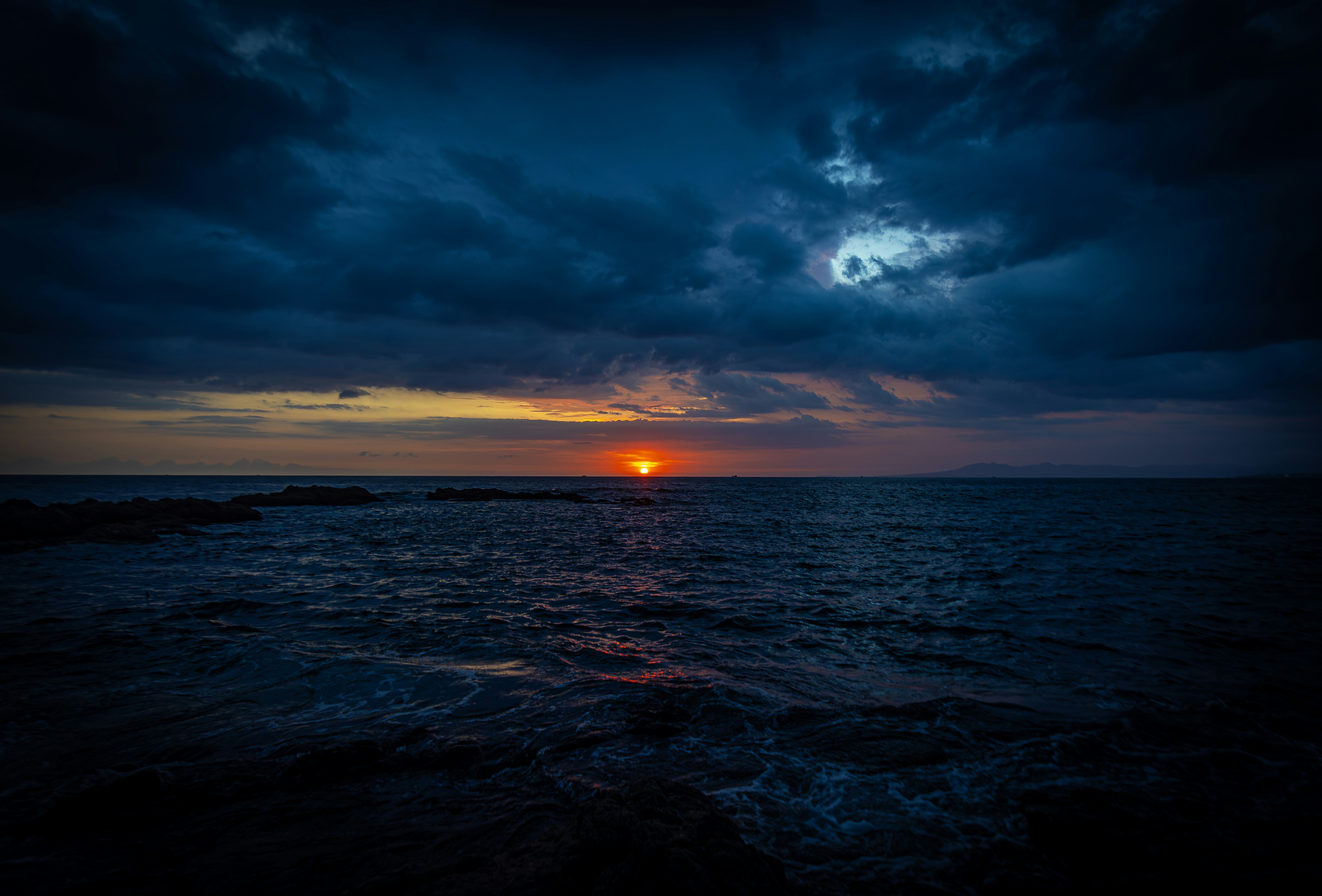 Sunset Quiet: The Dusk Line Across a Roaring Sea