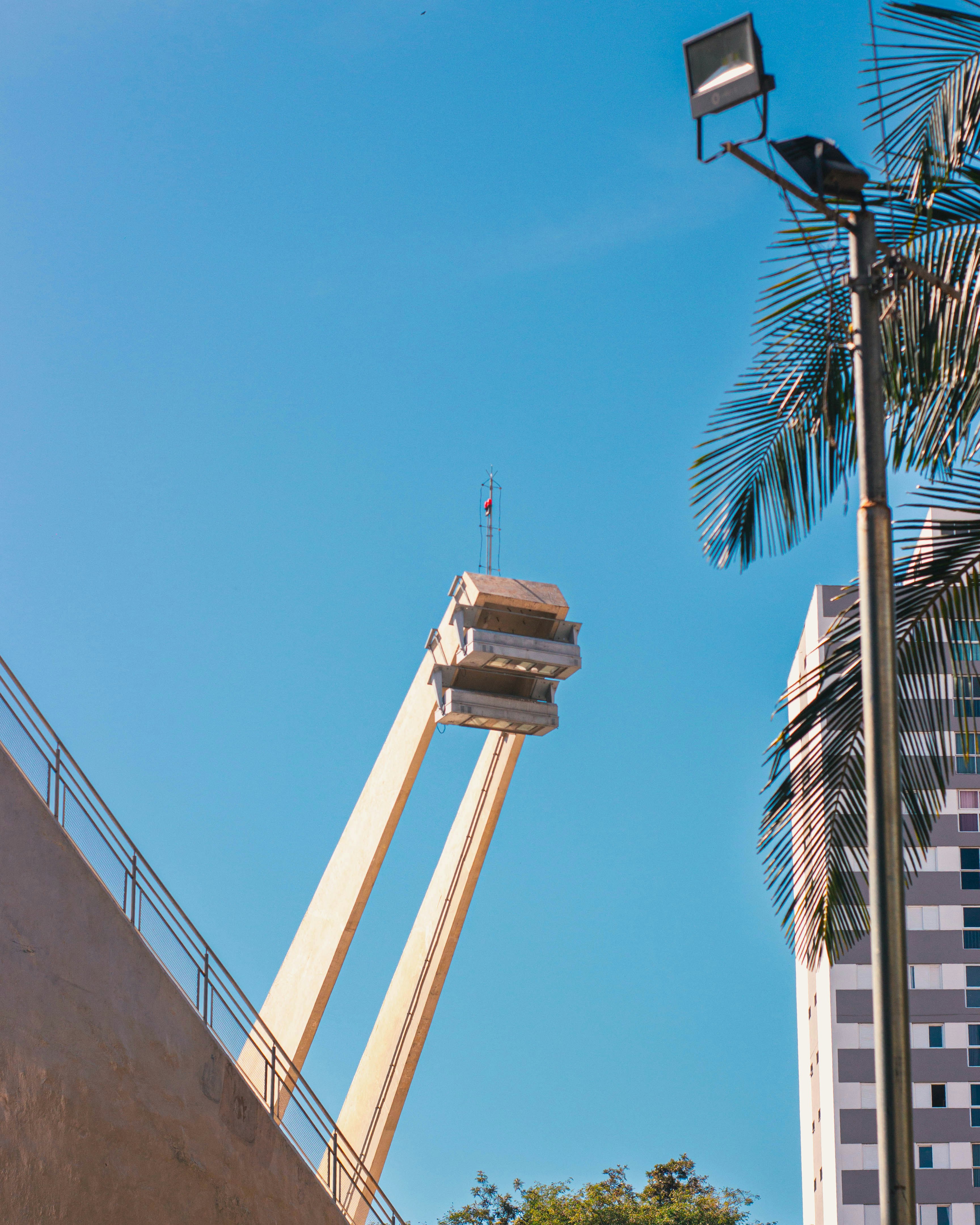 Toroidal Lift Under a Bright Urban Sky