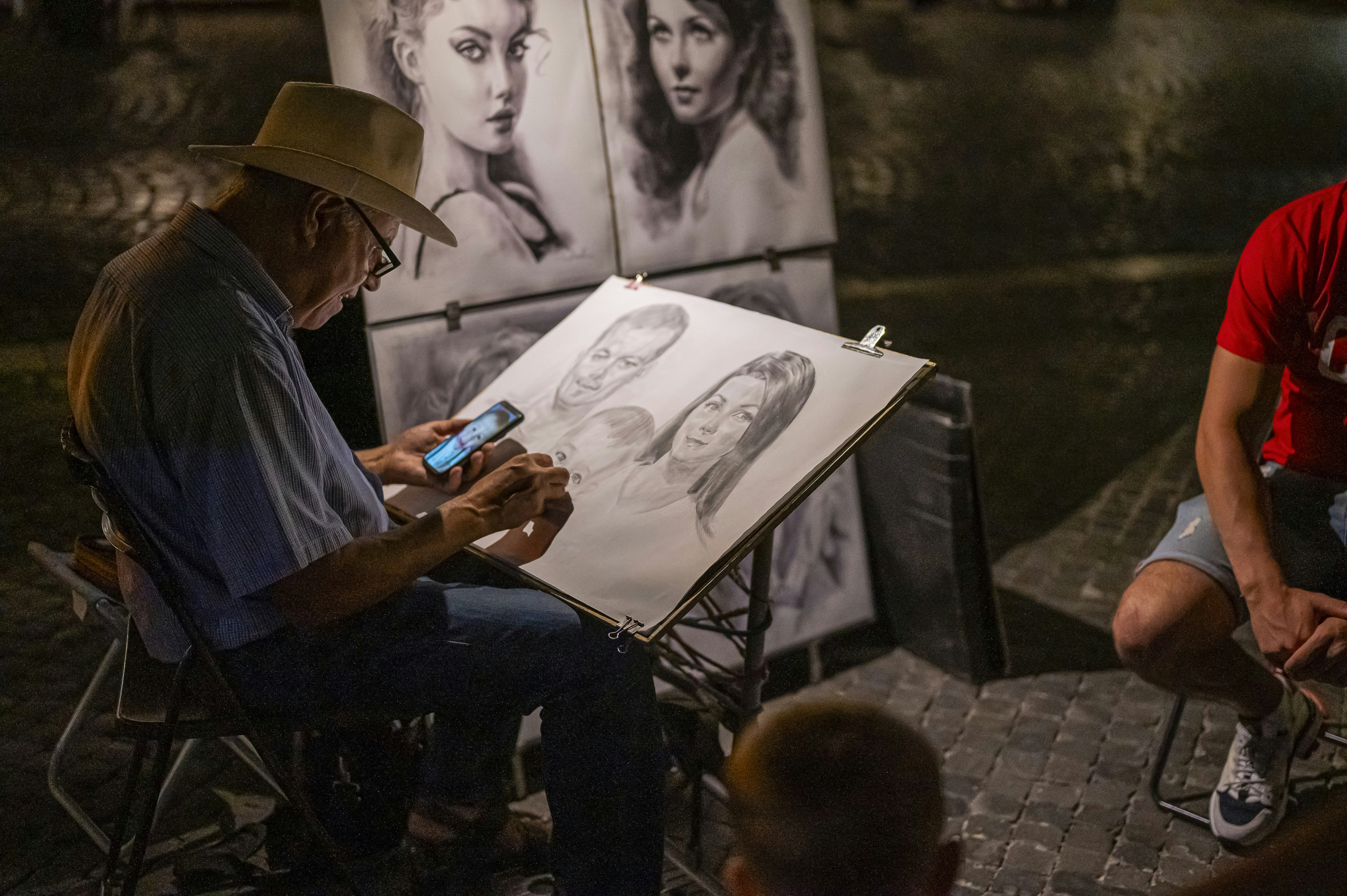 Sketcher in the lamplight: Night portraits on Cobbled Street