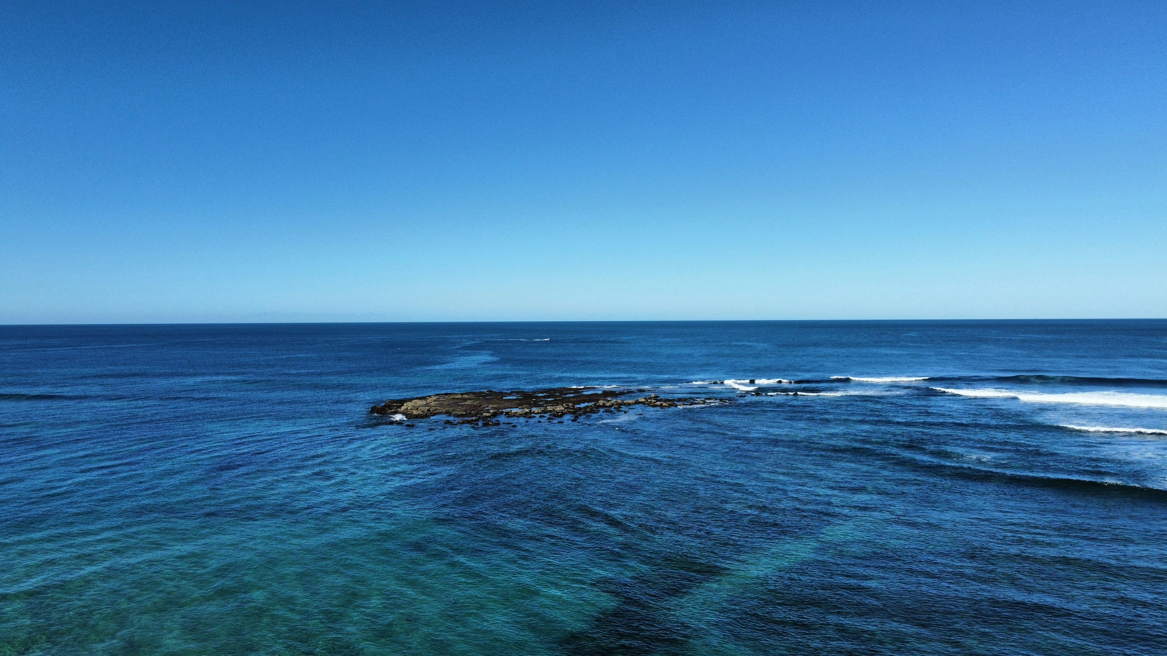 Horizon Ridge: A Quiet Ocean Span Under a Clear Sky