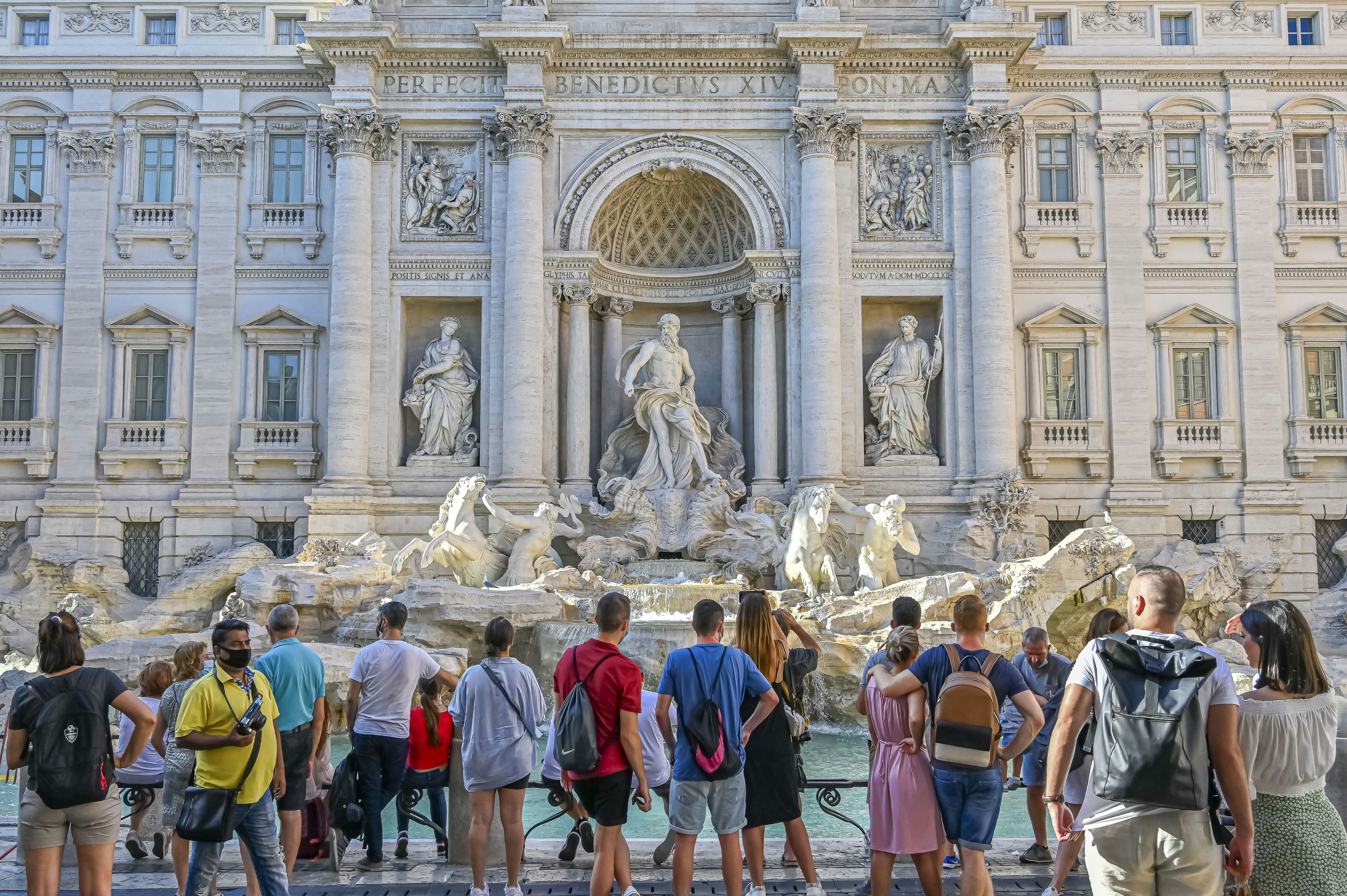 Crowd at the Trevi Fountain’s Forecourt: A Communal Pause Before the Monumental Detail