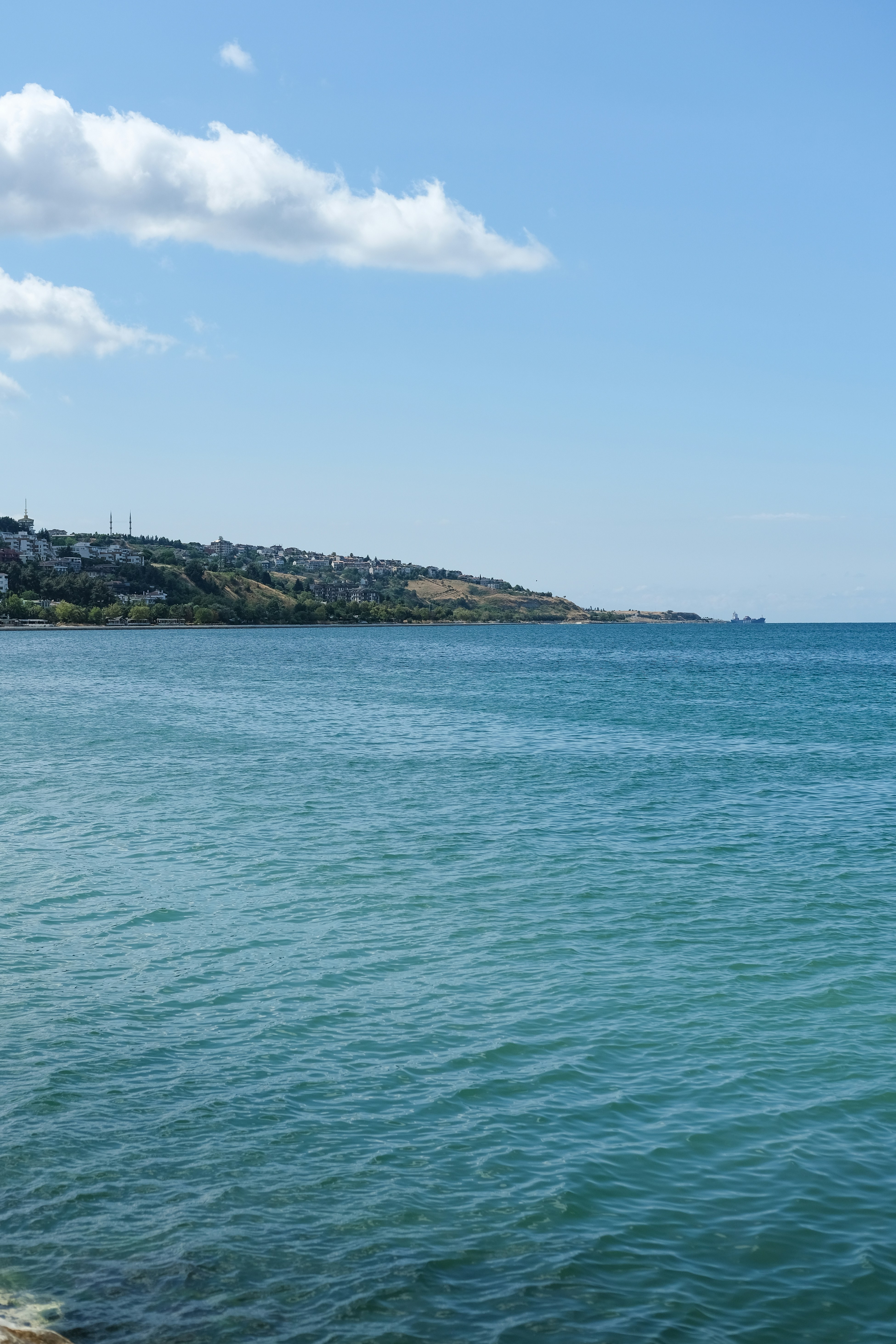 Coastal Horizon: Quiet Sea Meeting the Bluff