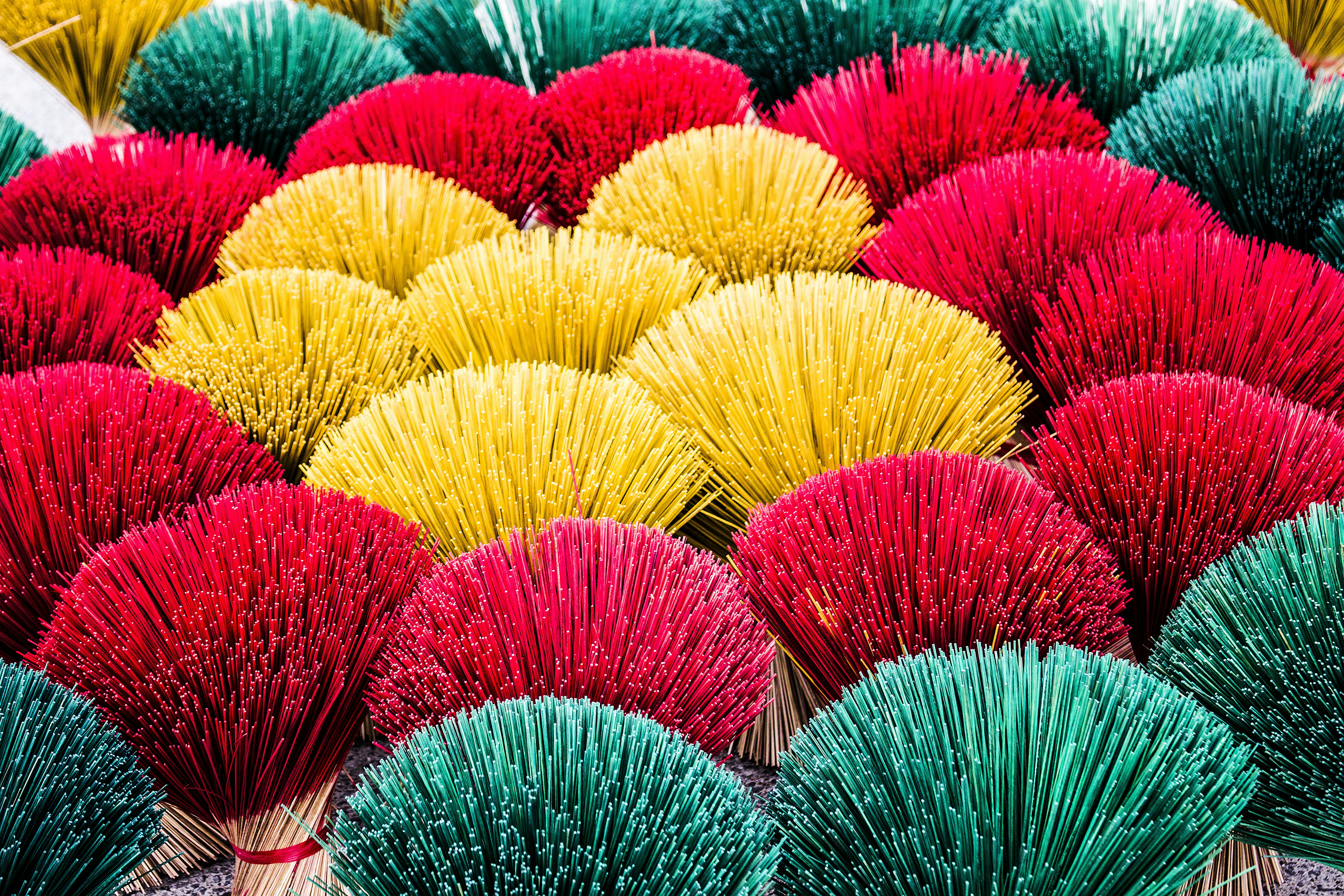 Chromatic fan bouquet: spinning color bursts of tiny brushes