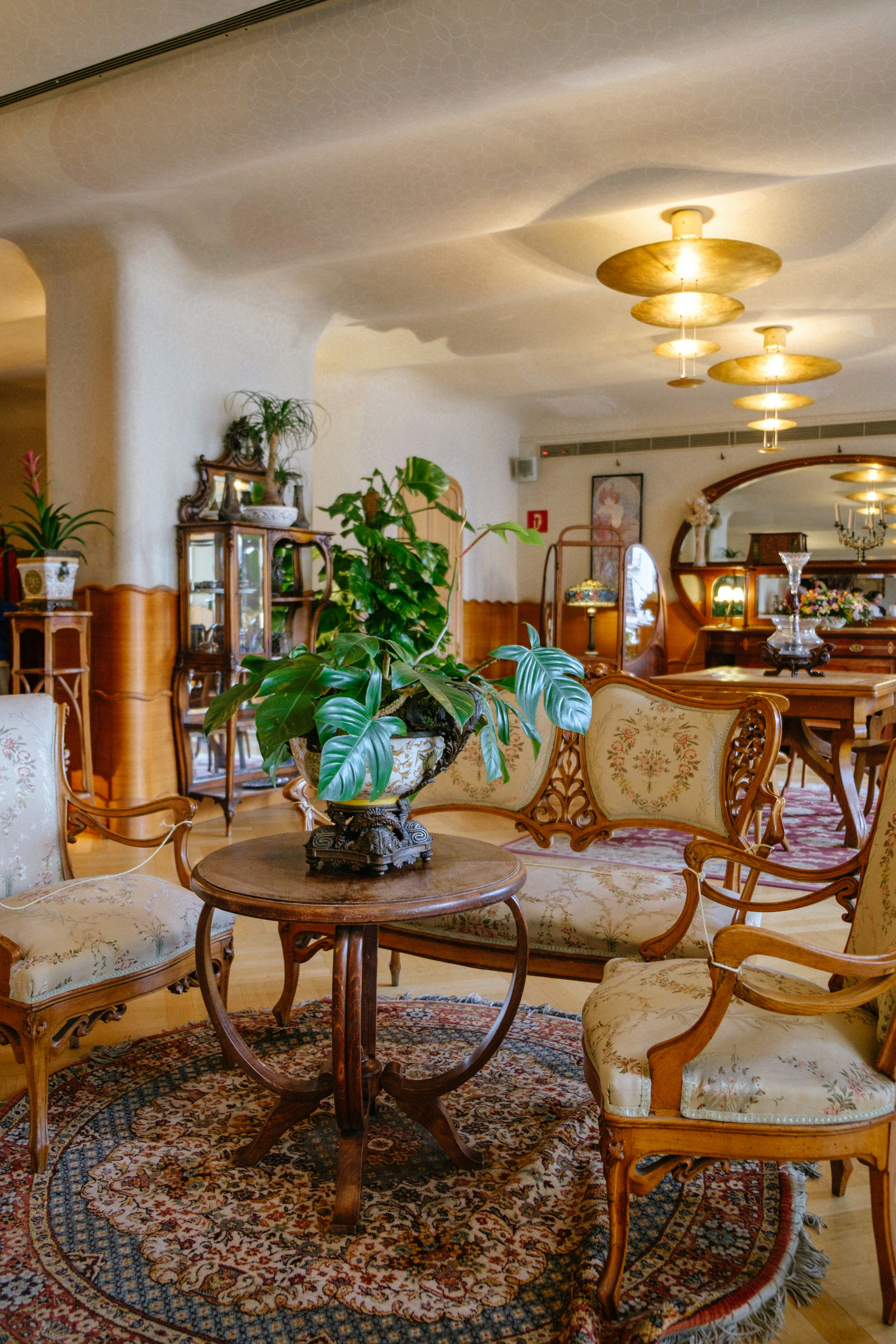 Heritage Parlor: Vintage Seating Surrounds a Verdant Centerpiece
