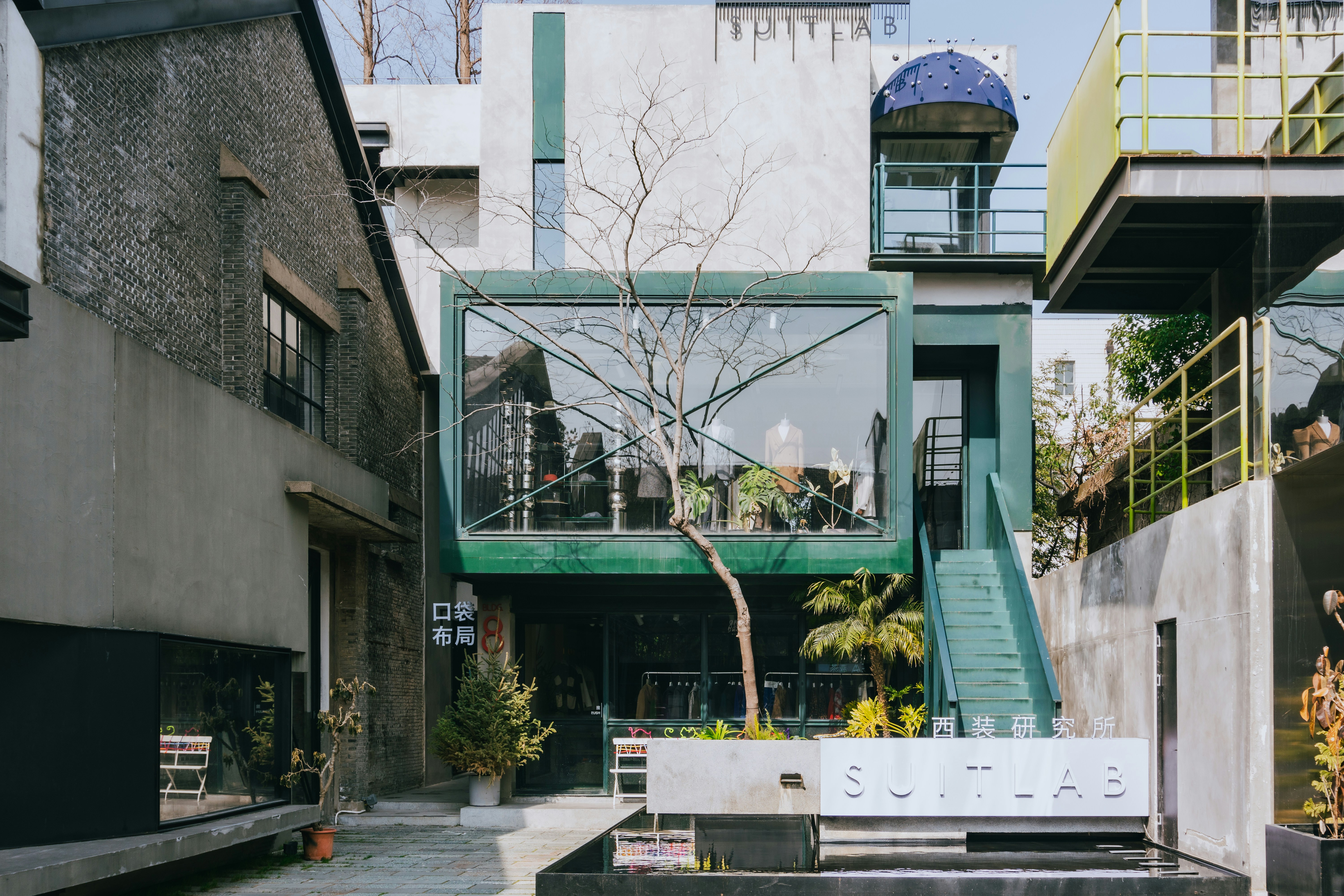 Urban Glasshouse: A Modern Courtyard Framed by Concrete and Steel