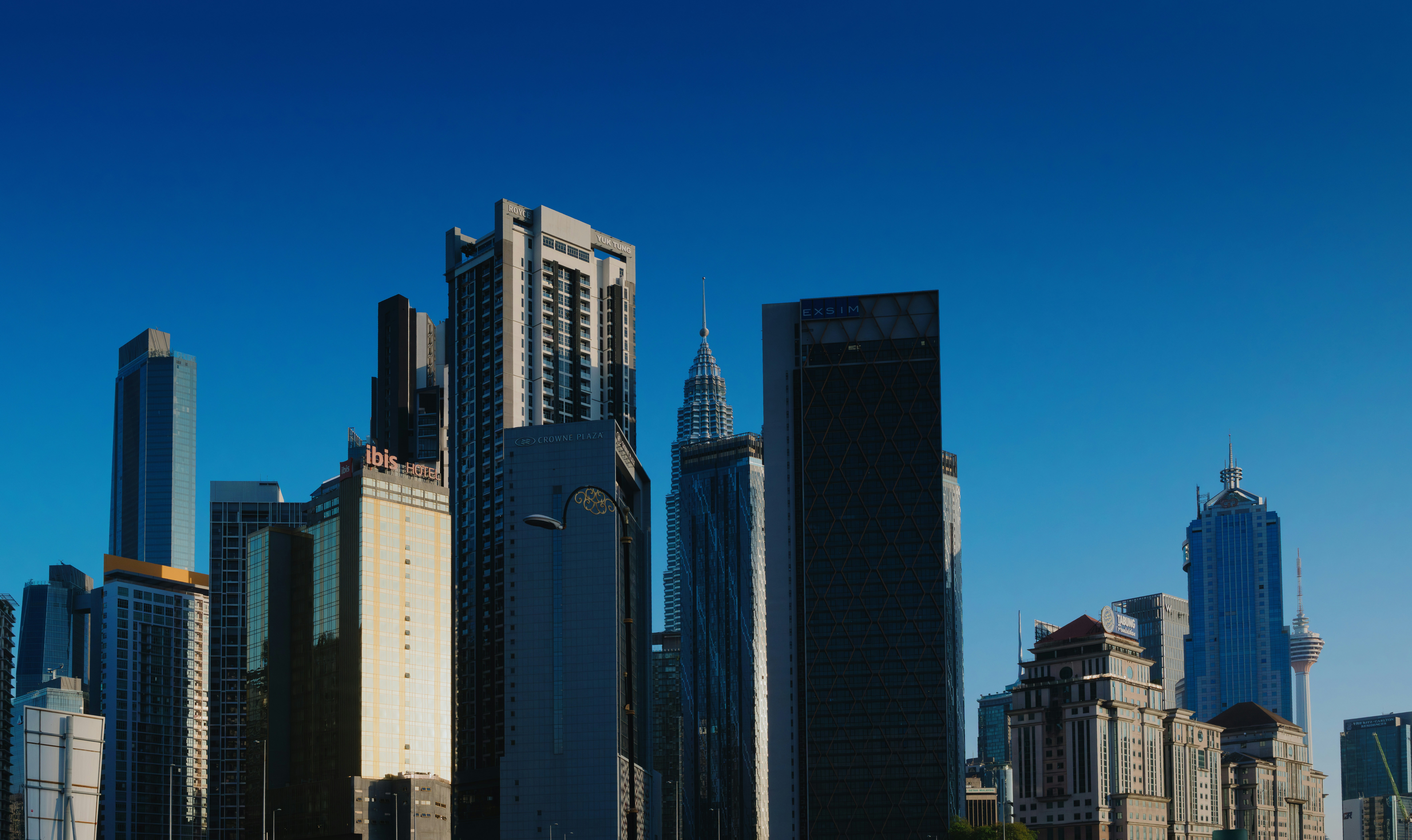 City Crown: A Sharp Horizon of Skyscrapers under a Clear Sky