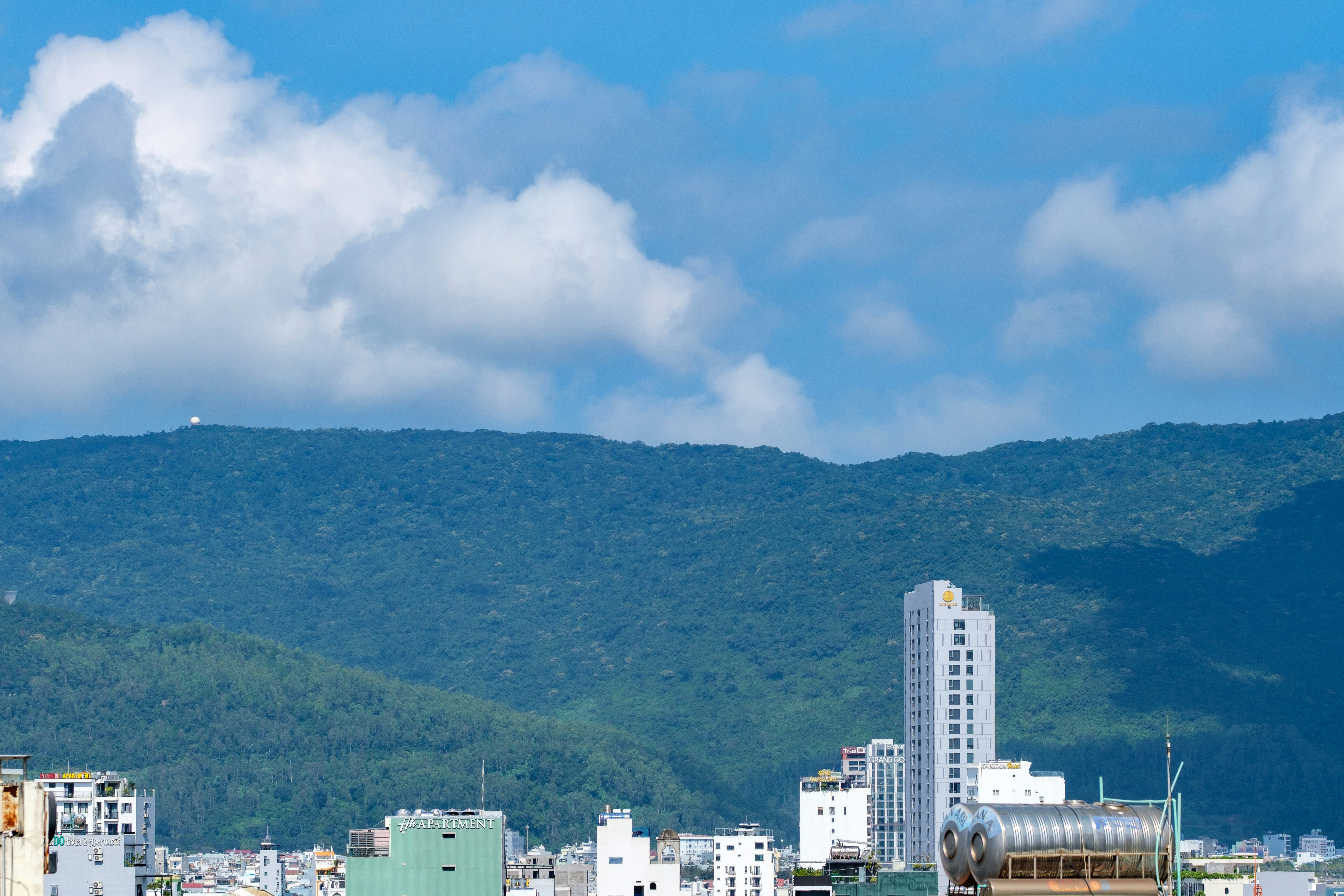 Midtown Horizon: A Cityscape at the Foot of the Green Ridge