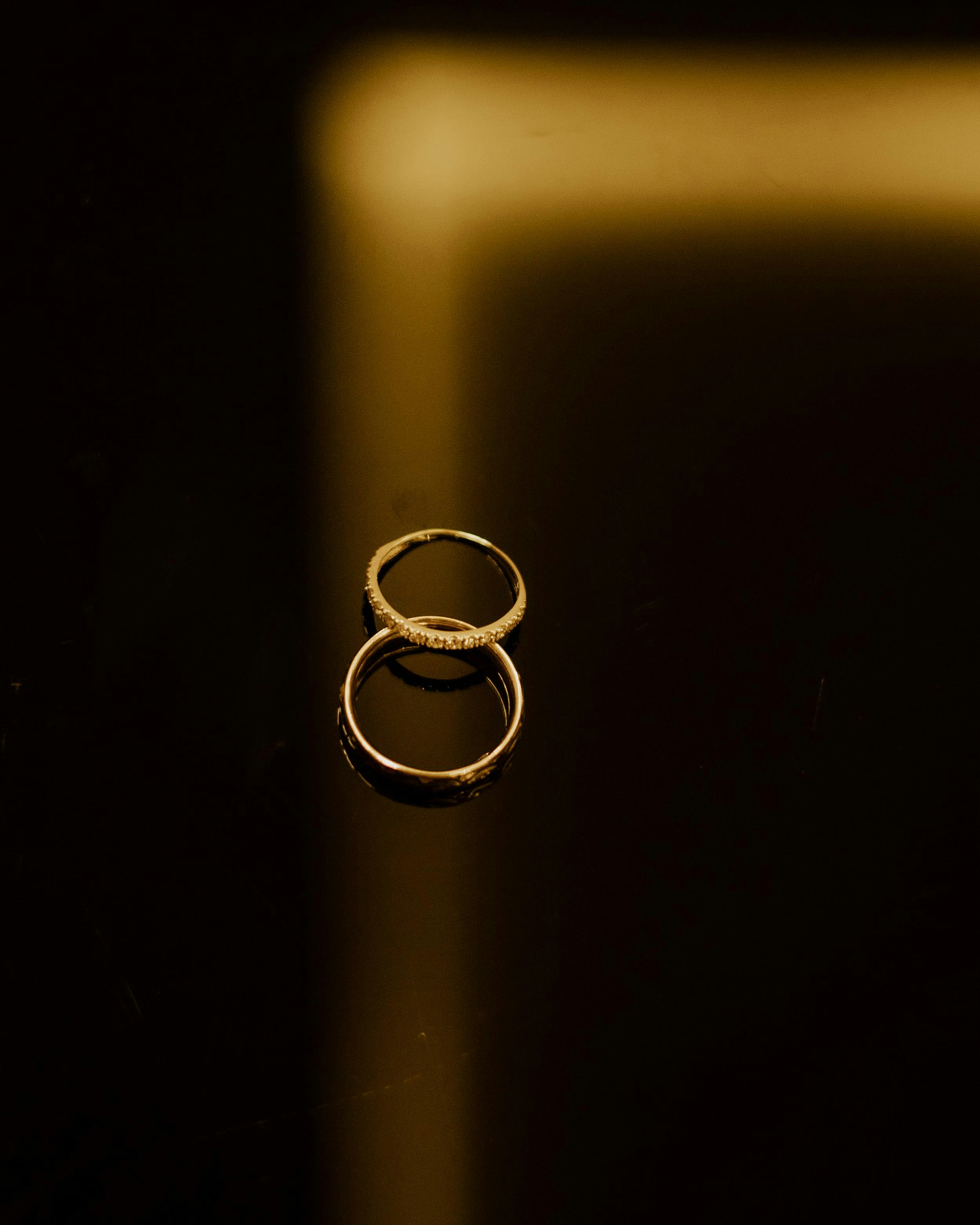 Minimalist Rings: Reflections in a Quiet Frame