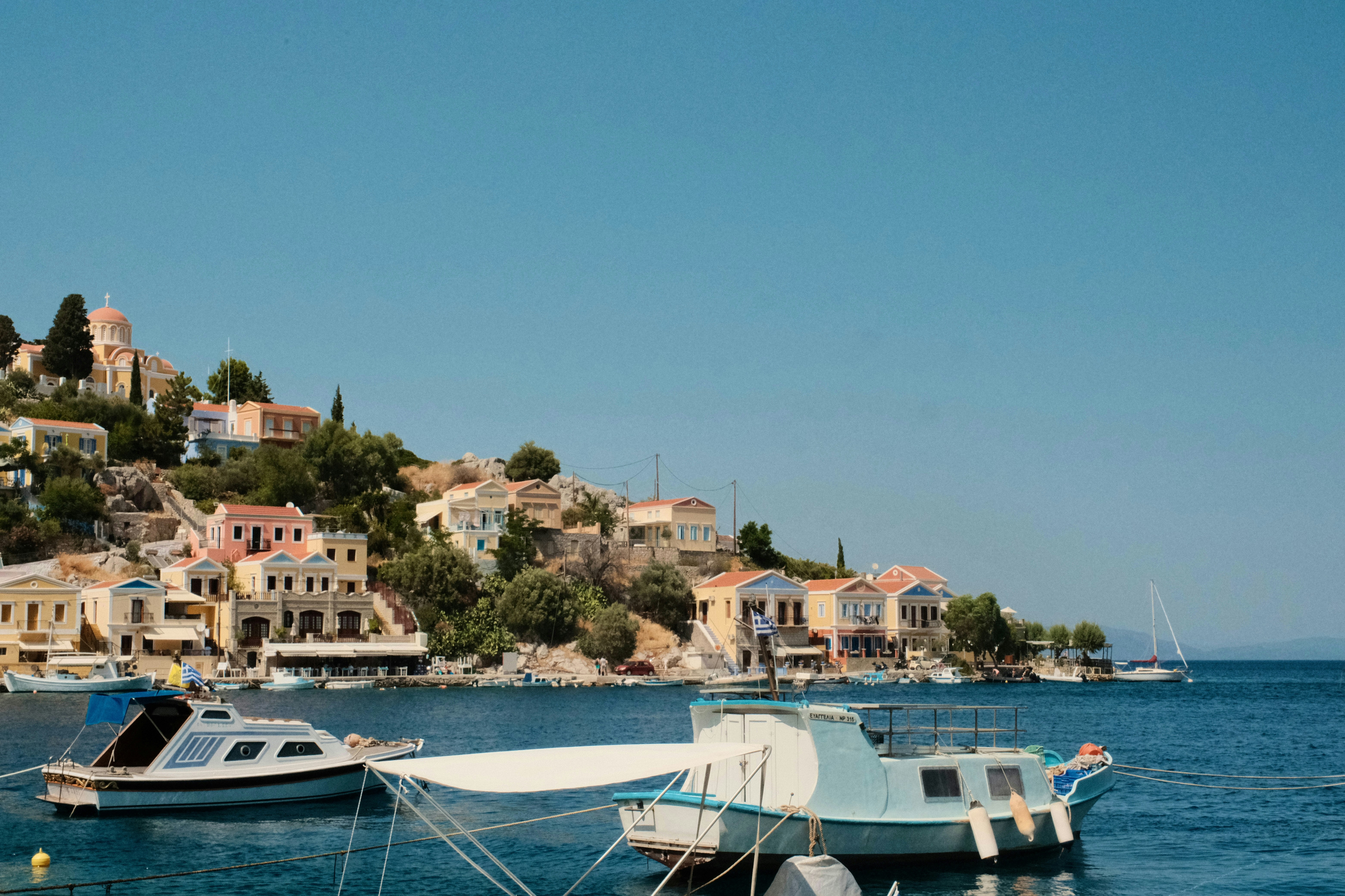 Harbor Village Wake: Boats Rest at Sunlit Aegean Edge