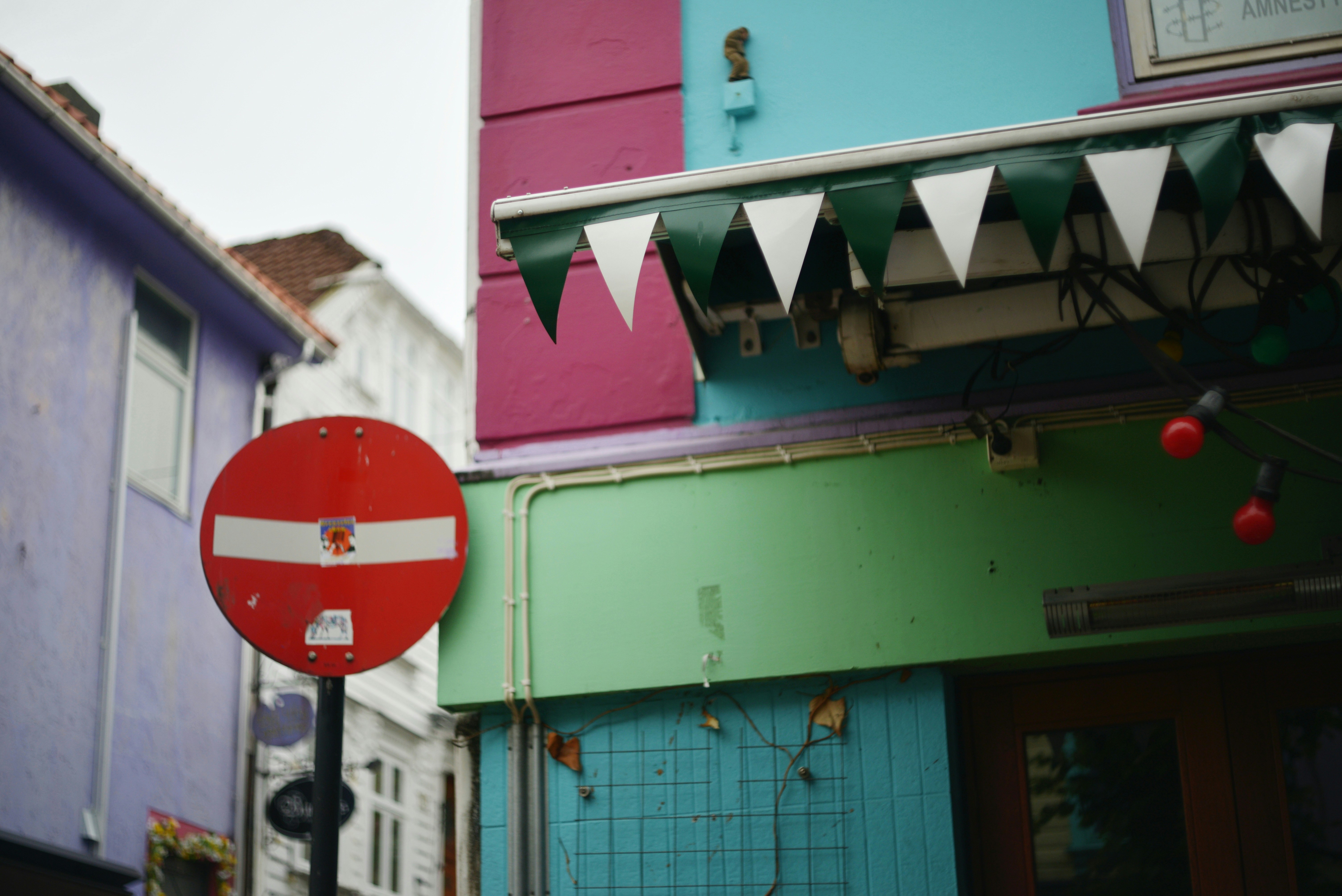 Colorful Facade Crossroads: A Street Corner with Bold Pastels