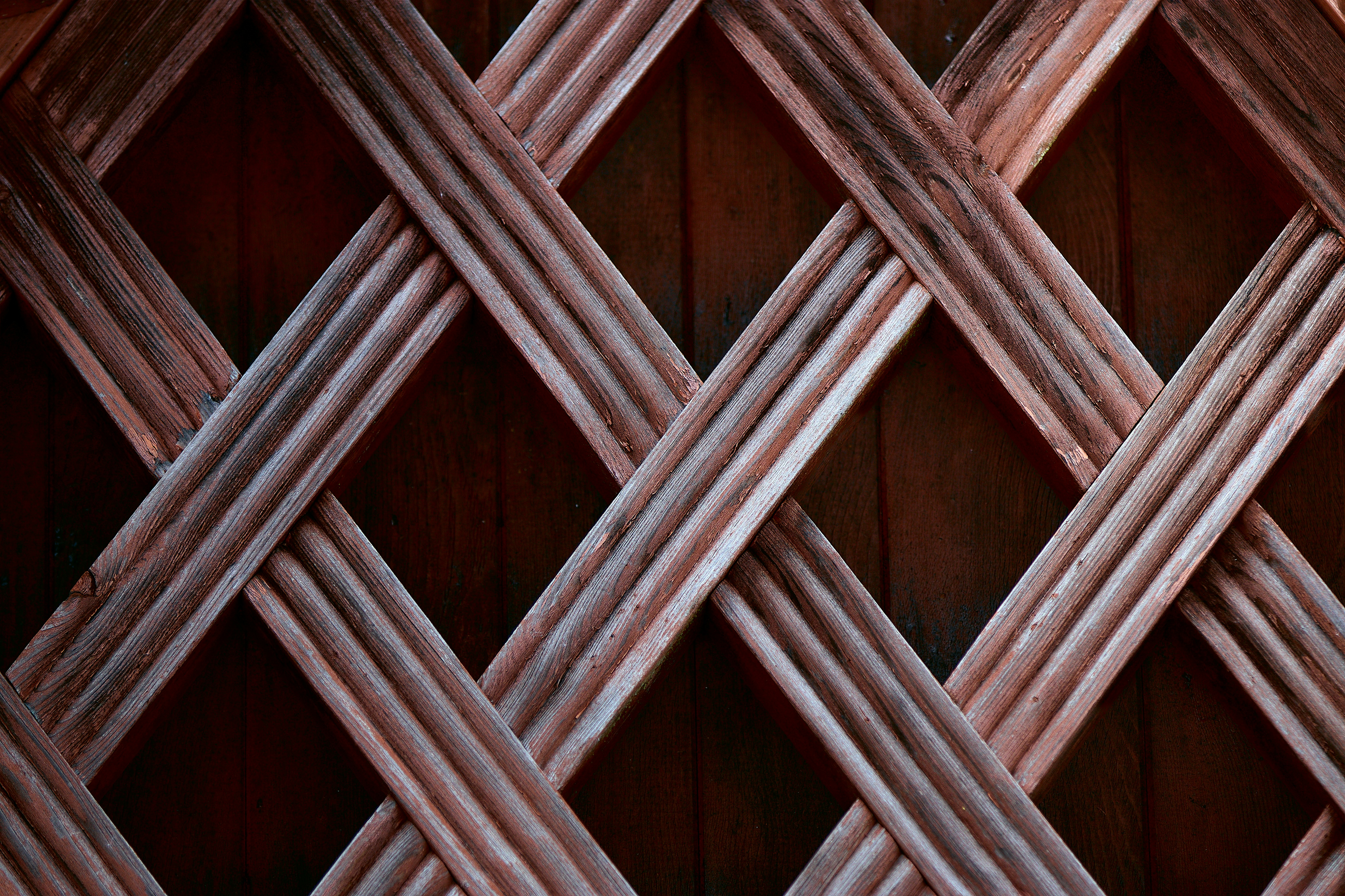 Interwoven Cedar Threads: A Close-Up of Diagonal Lattice Weave
