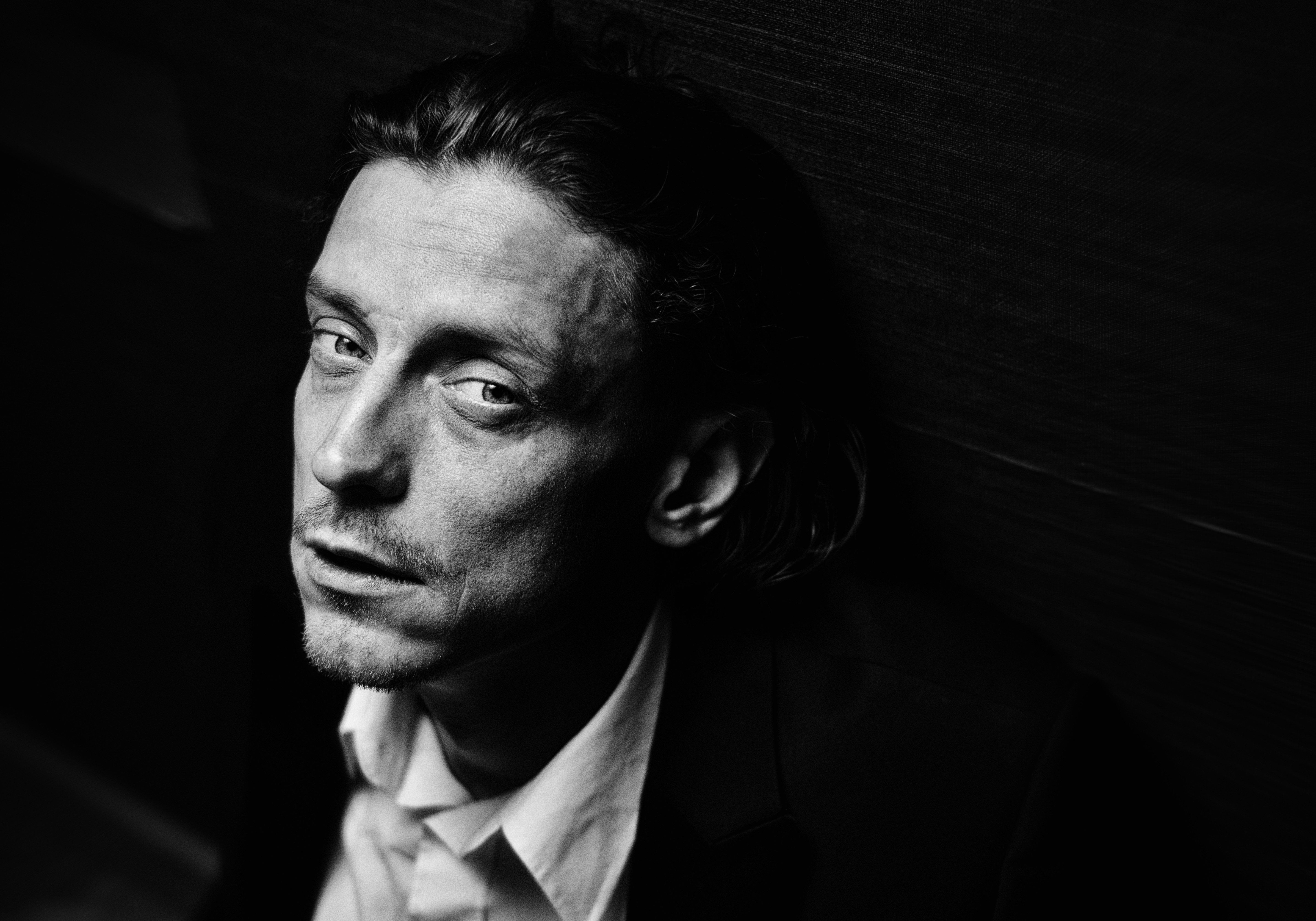 Portrait in Shadow: A Piercing Gaze from the Edge of Light