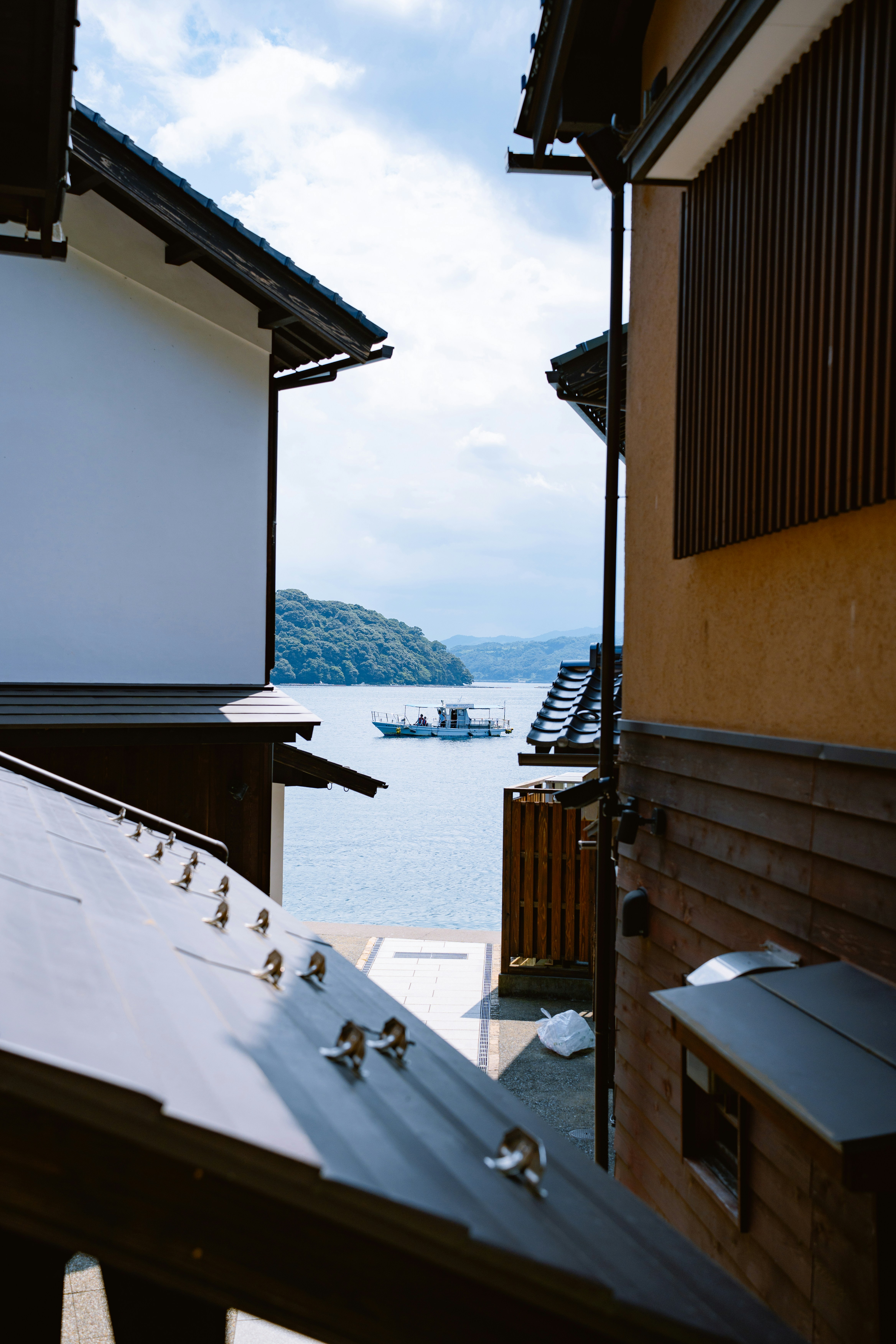 Narrow Calle to the Sea: A Quiet Waterfront Between Traditional Sloped Rooftops