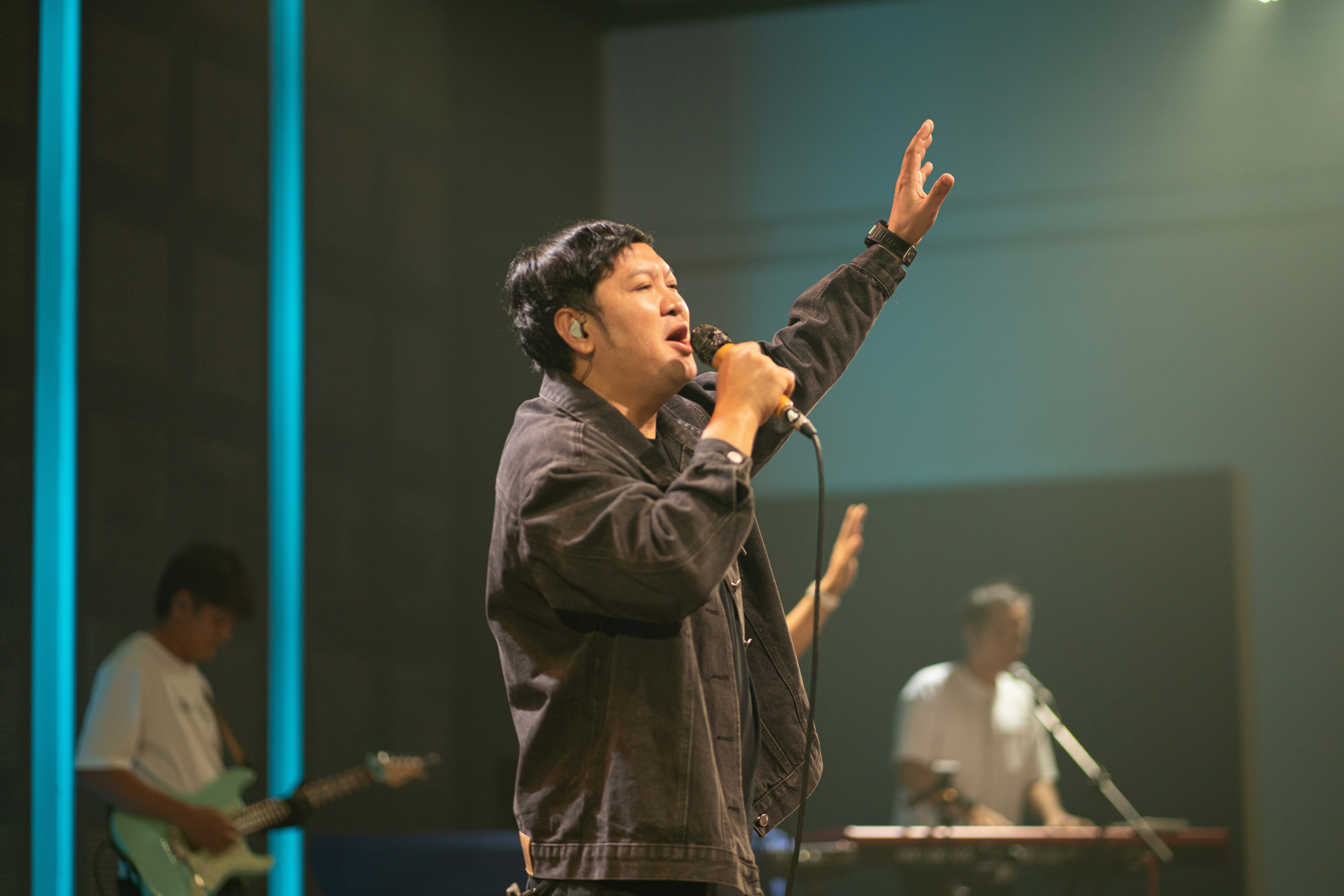 Midnight Anthem: A Singer Belts Into the Spotlight
