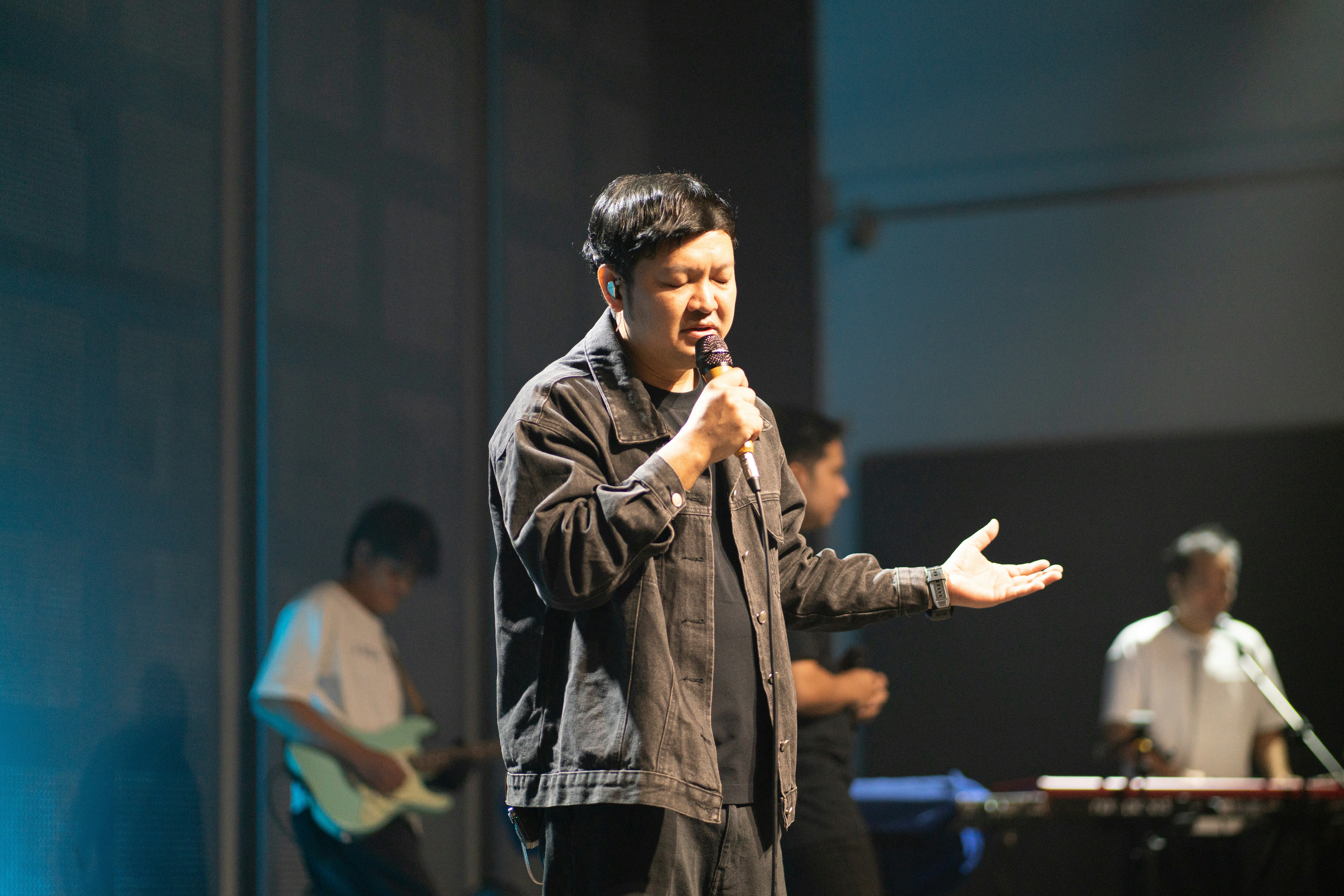 Midway Moment: A Solo Singer Elevates a Quiet Stage
