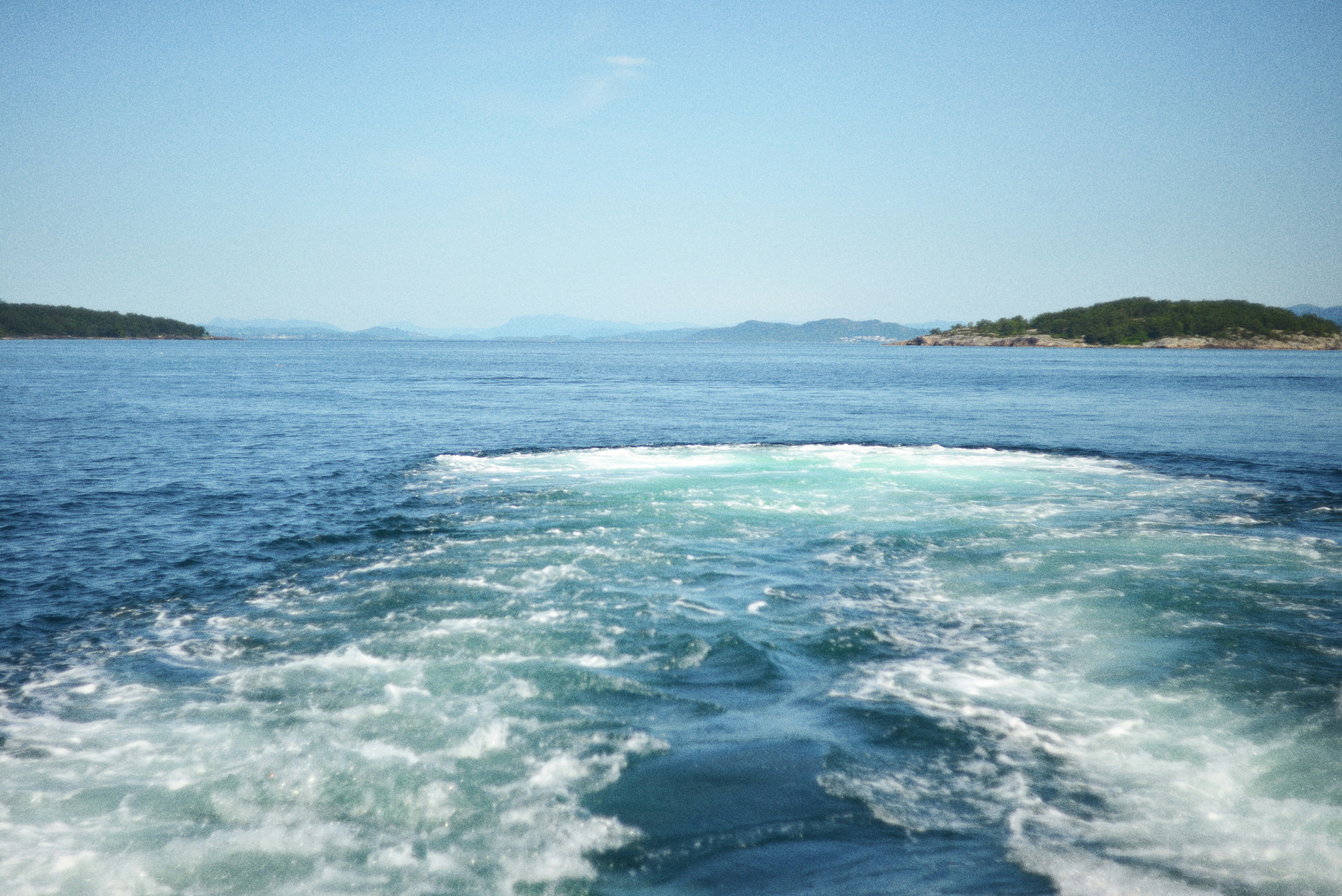 Vast Blue Wake: Horizon Between Sea and Sky