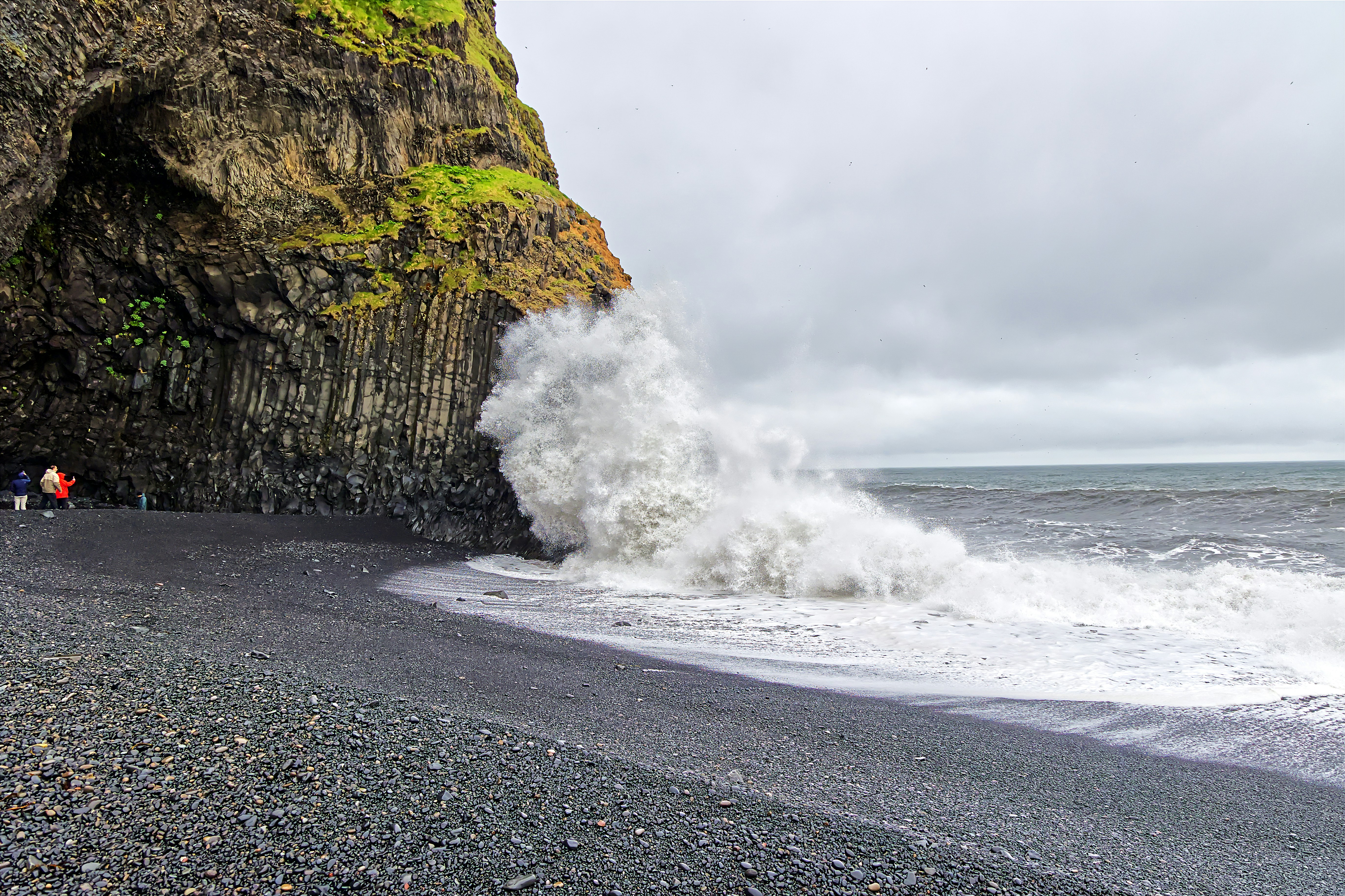 Cliffside Breaker: Wave Fracture at the Pebble Beach