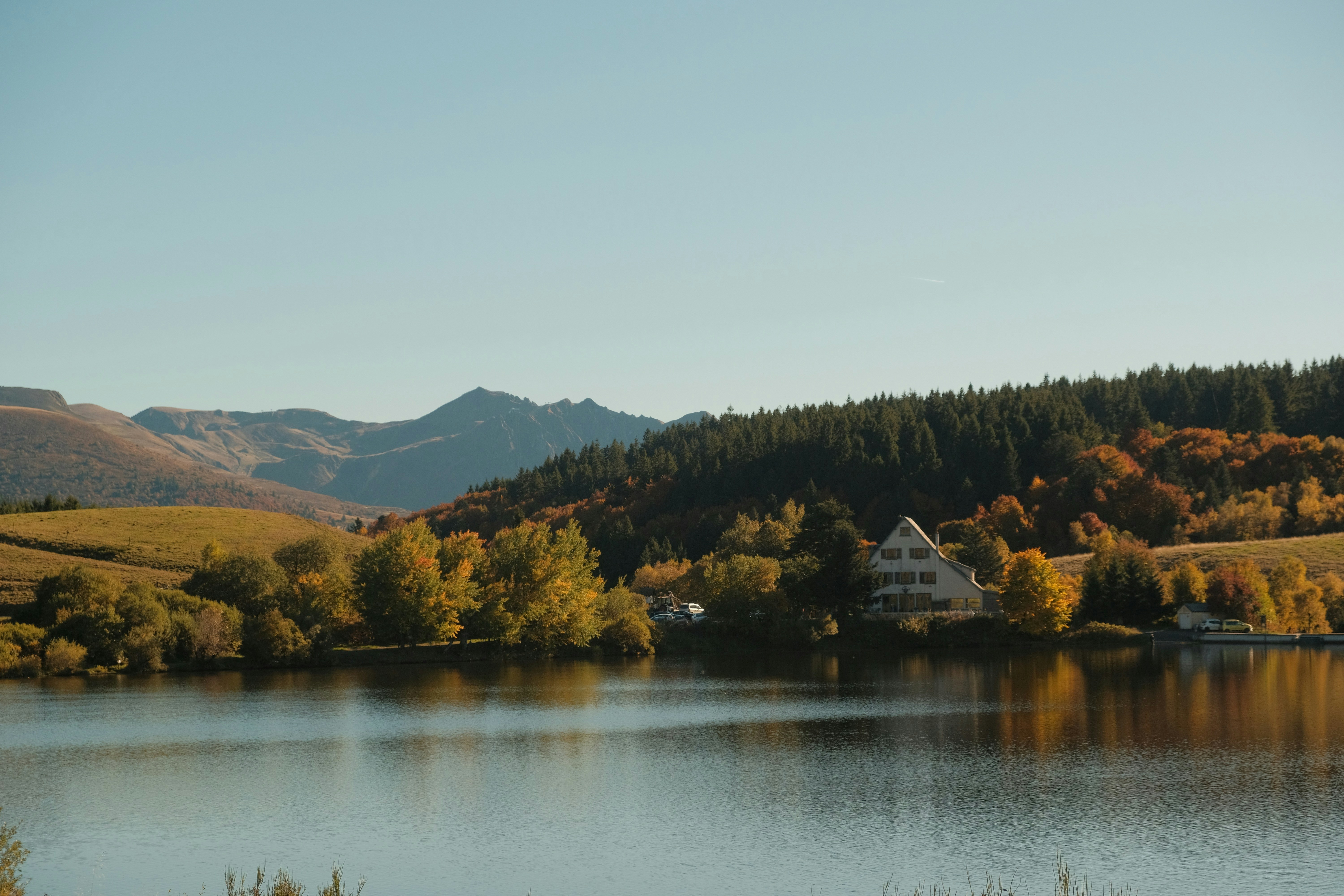 Autumn Lake Retreat: A Quiet House Framed by Golden Trees