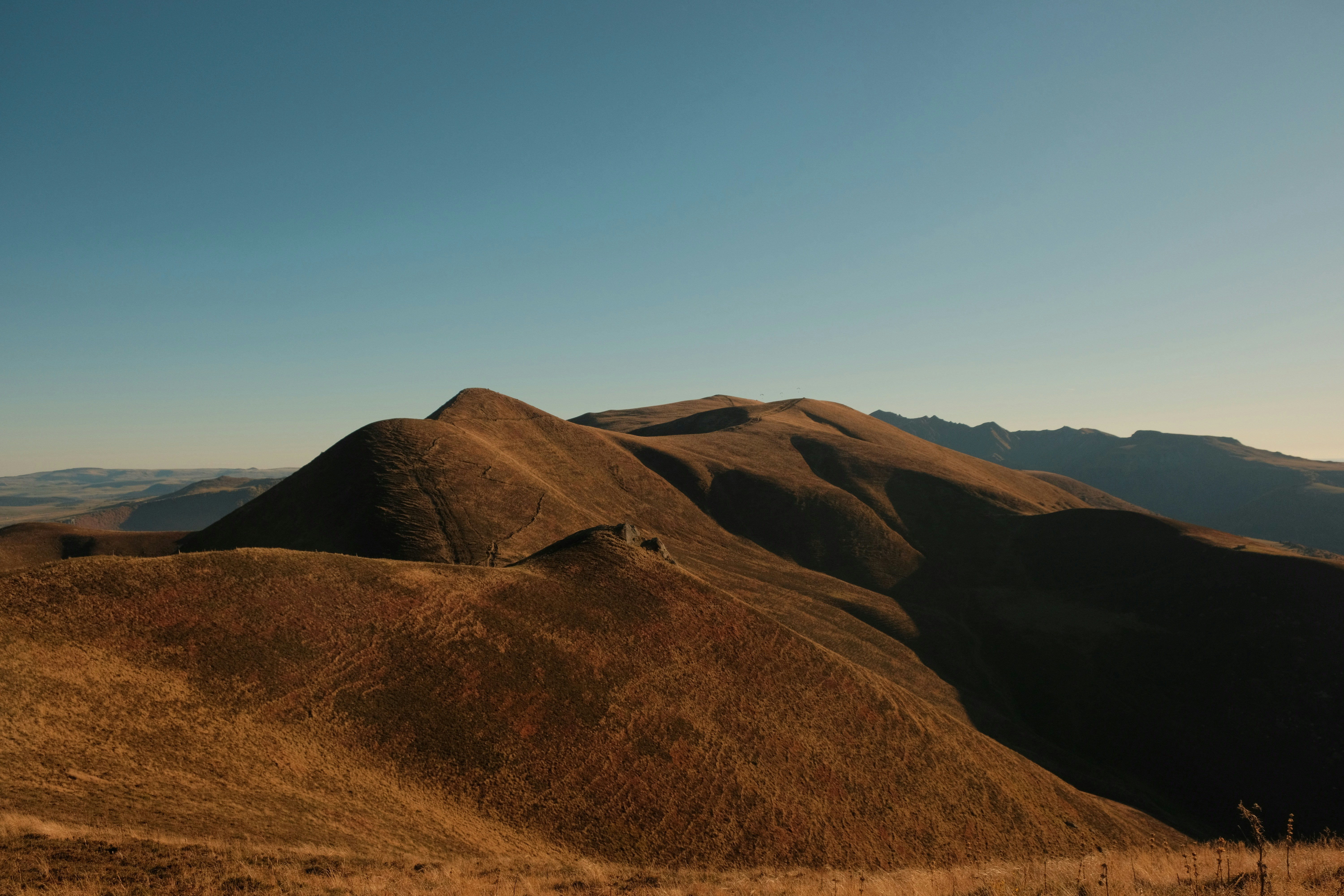 Low Sun, High Valleys: Golden Hills at Dusk