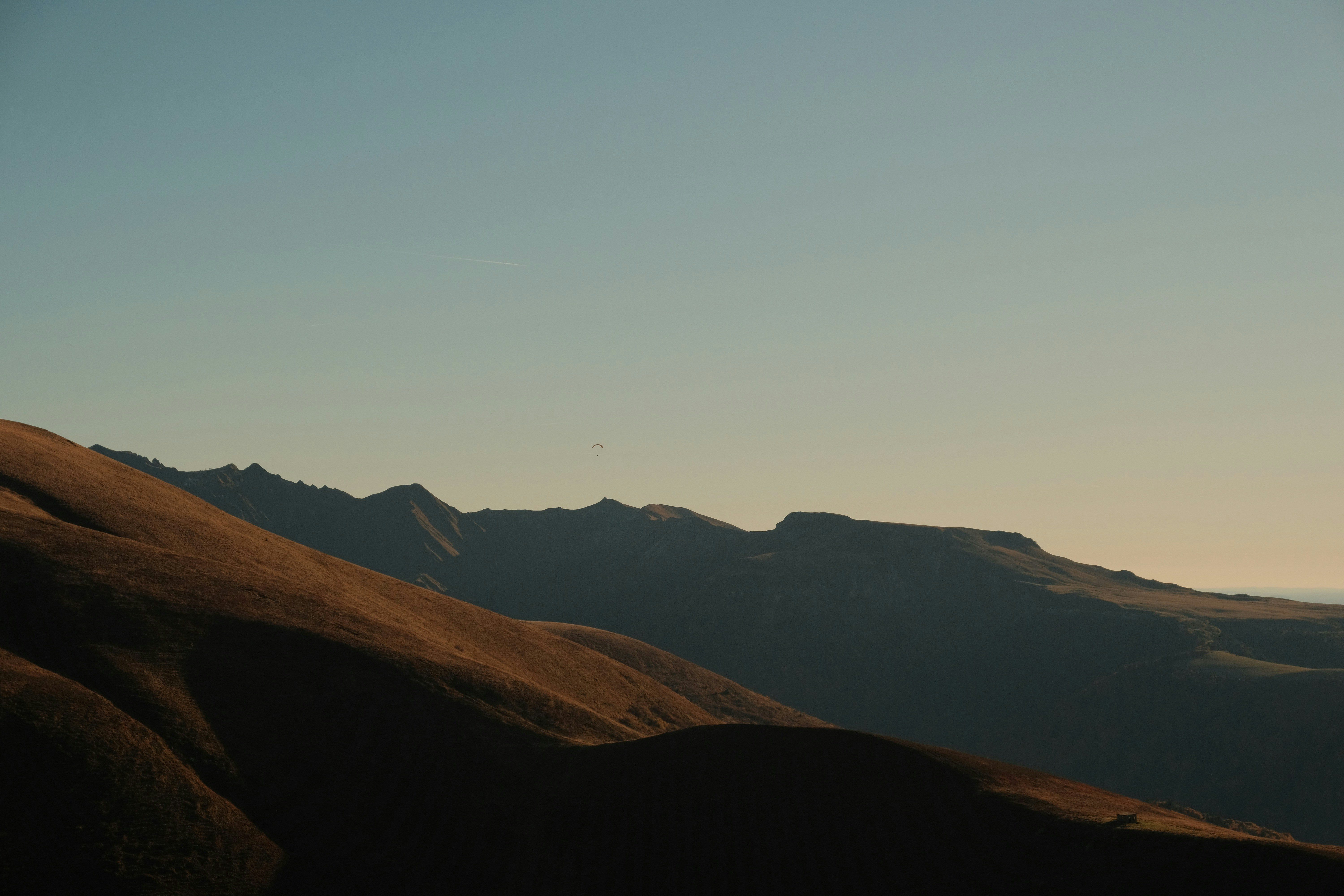 Sunlit Dunes: Quiet Horizon Over Rolling Hills