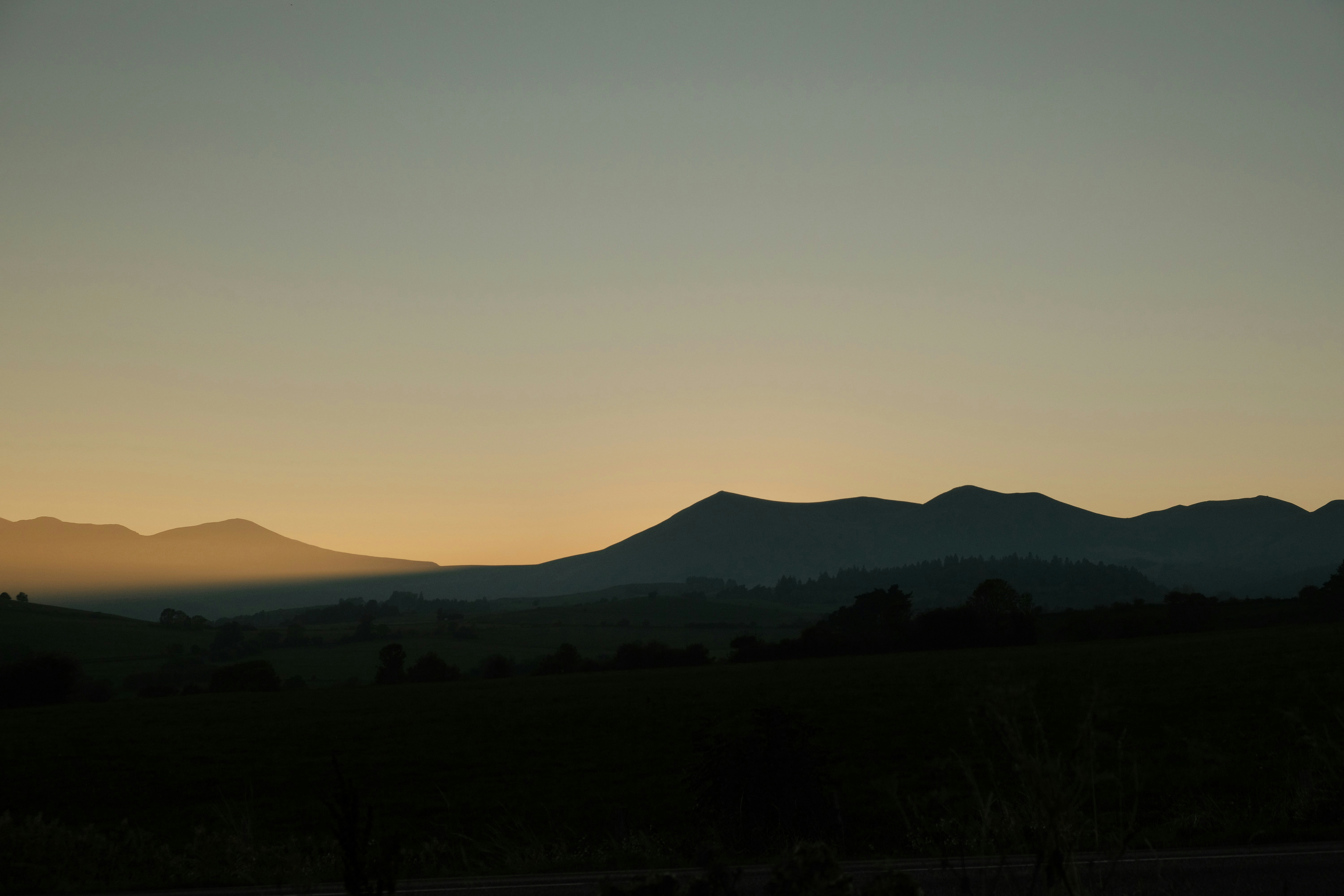 Dawn Over Gentle Ridges: A Quiet Horizon