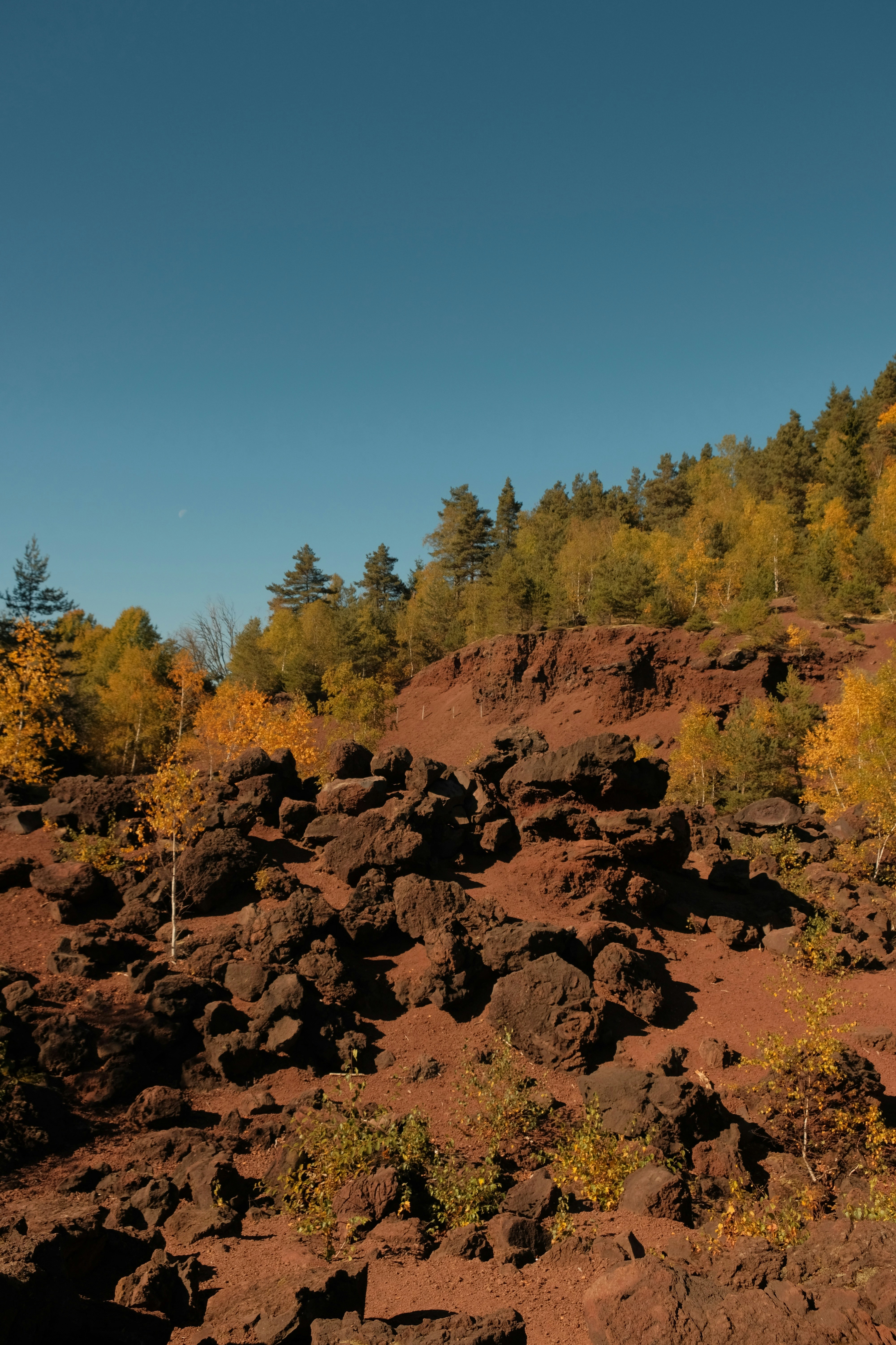 Autumns’ Rugged Outcrop Under Clear Sky