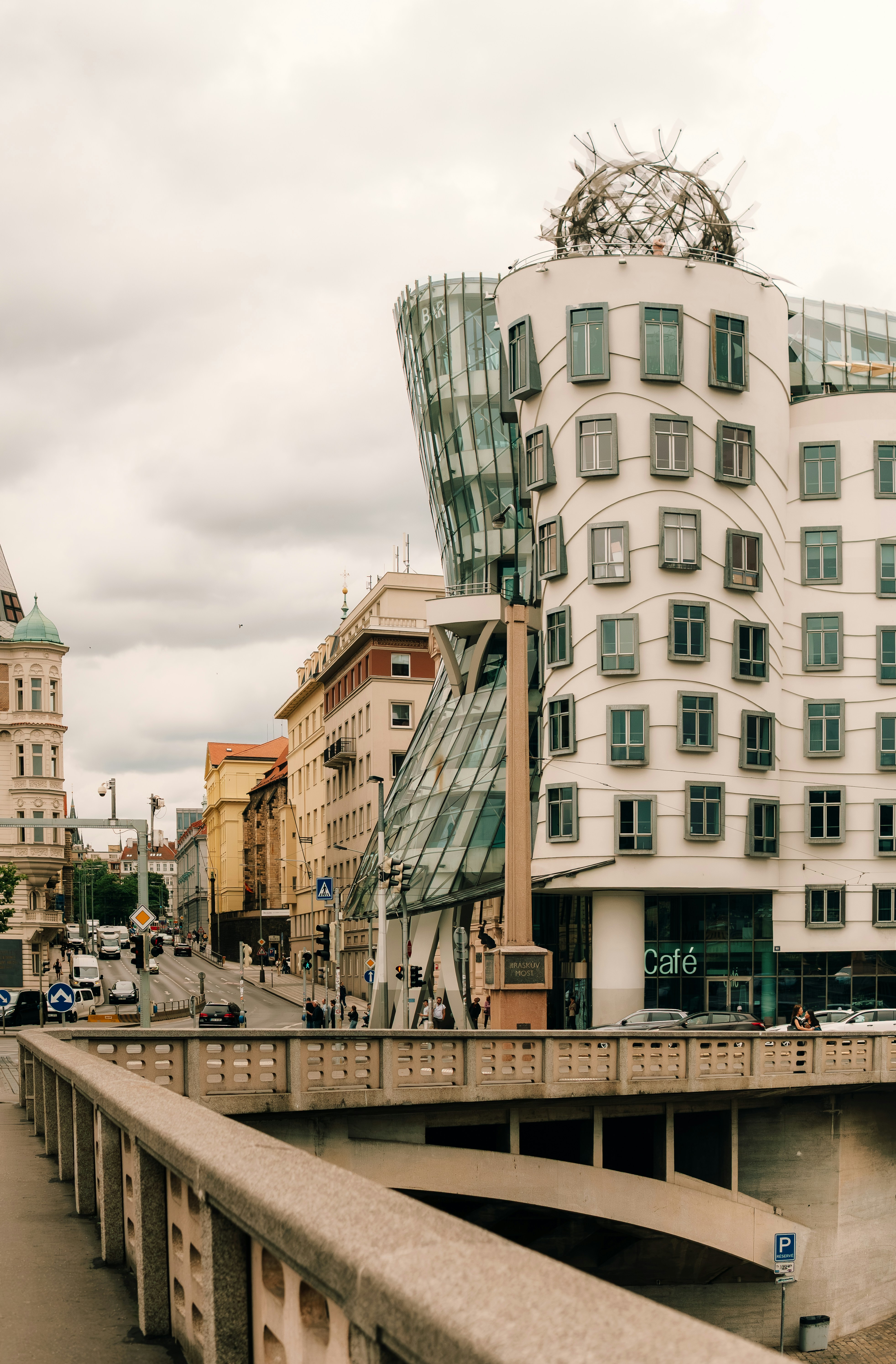 Curved Facade and Sky-Bridge: A Modern Dance in a Historic Street