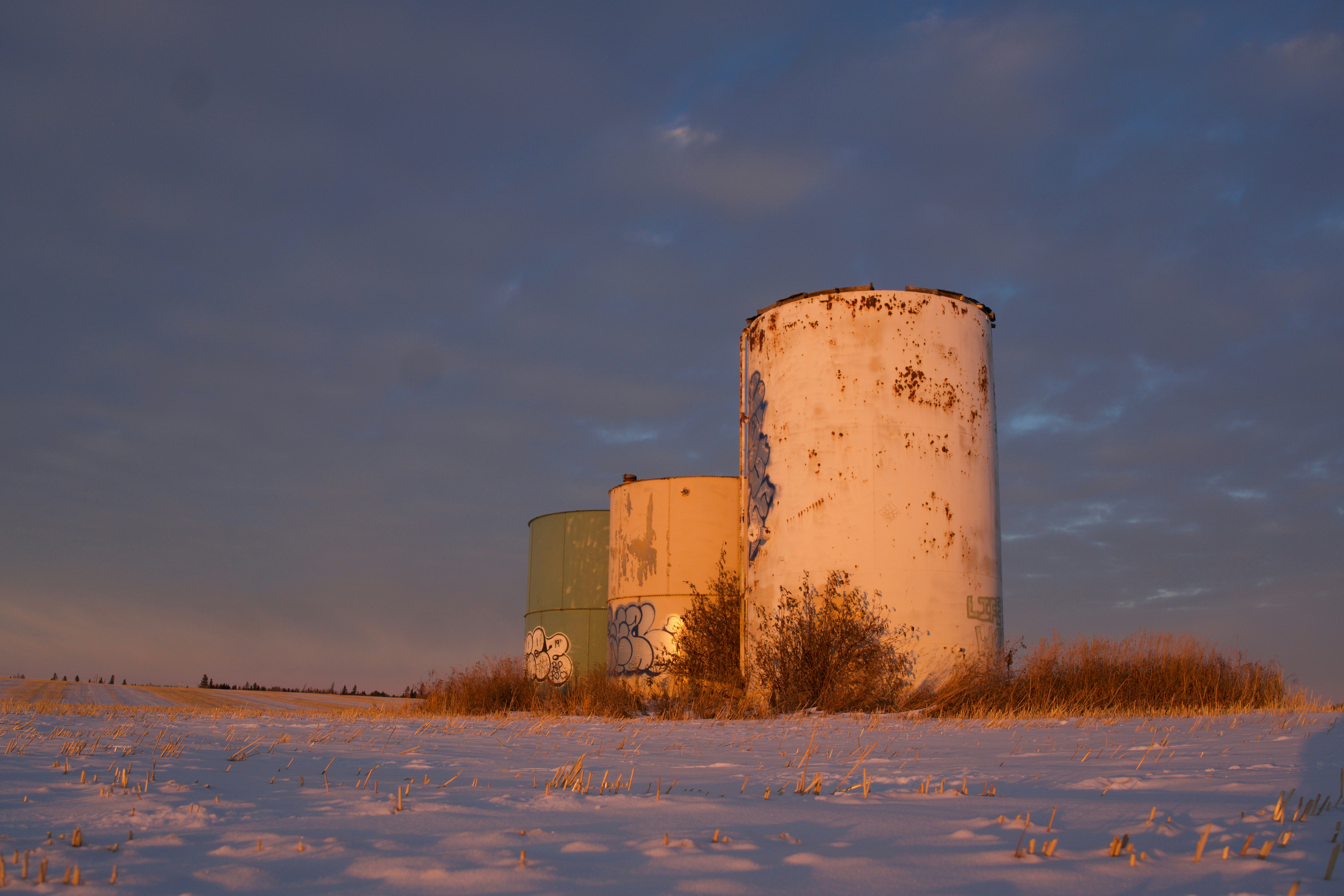 Towers of Snow: Dusk-Soft Cylinders at the Edge of the Plain