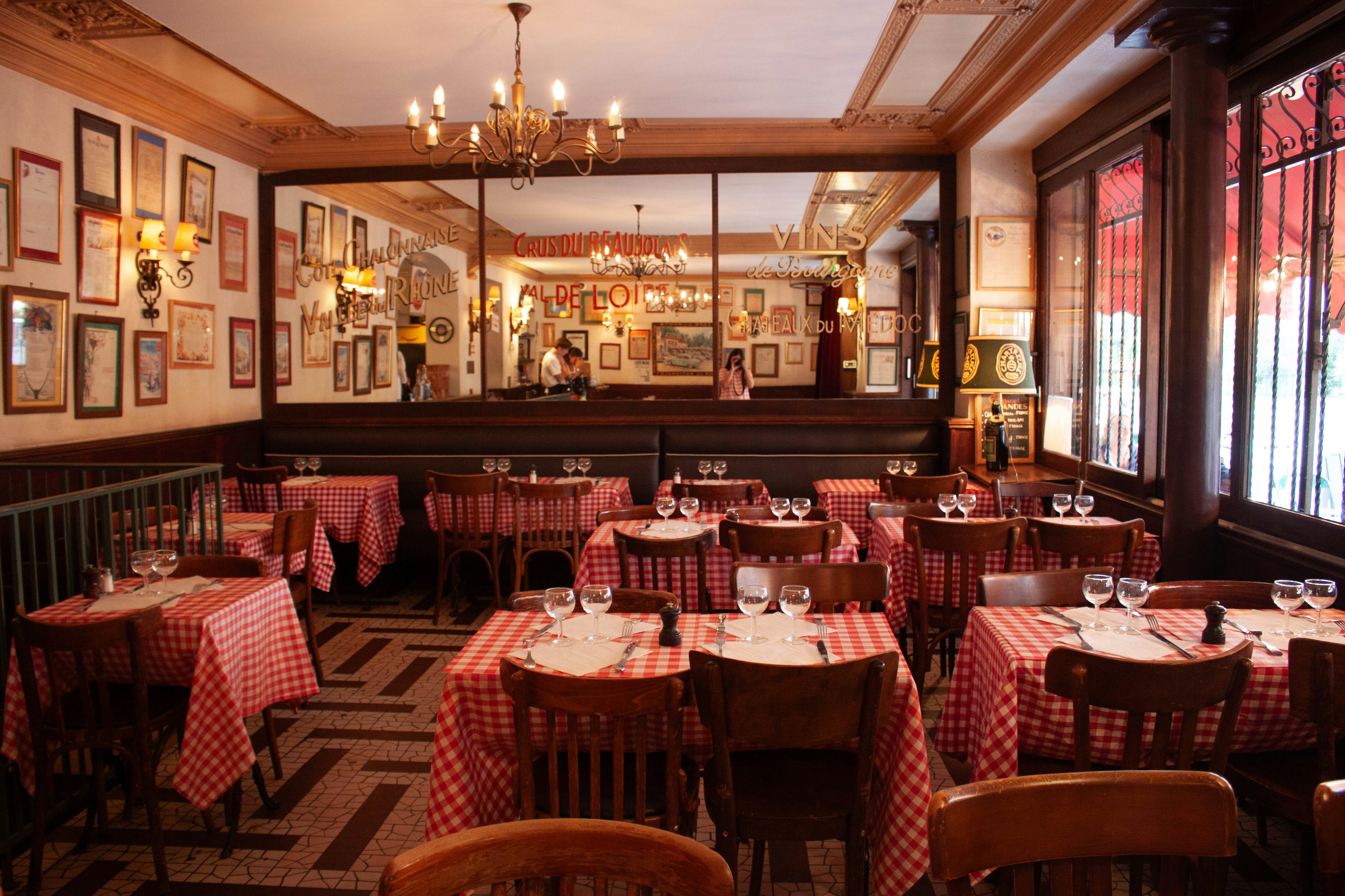 Redcheck Rendezvous: A Cozy Parisian Interior with Velvet Booths