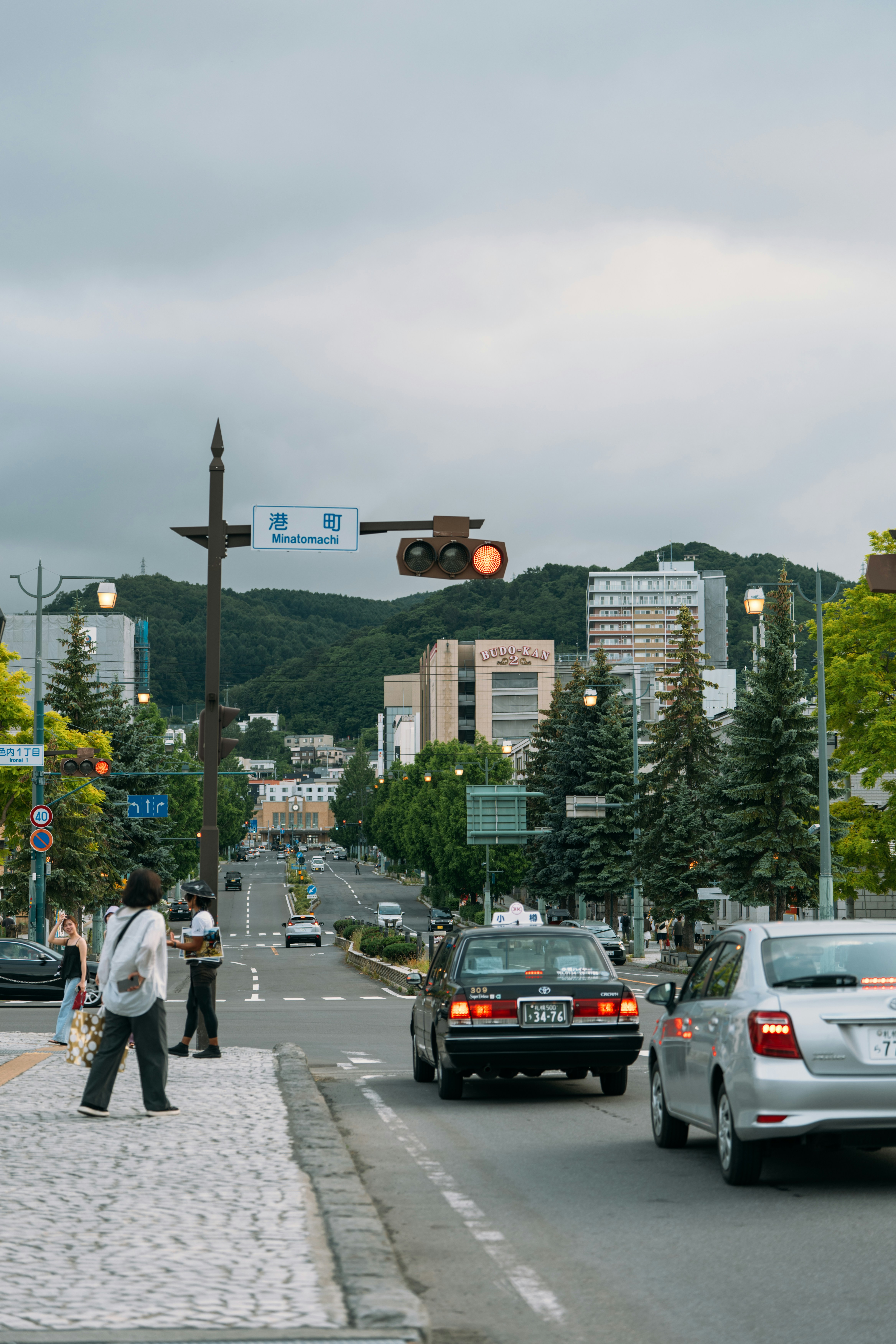 Crossroads in Minato町: Street Scene Under Portland-like Overcast Sky