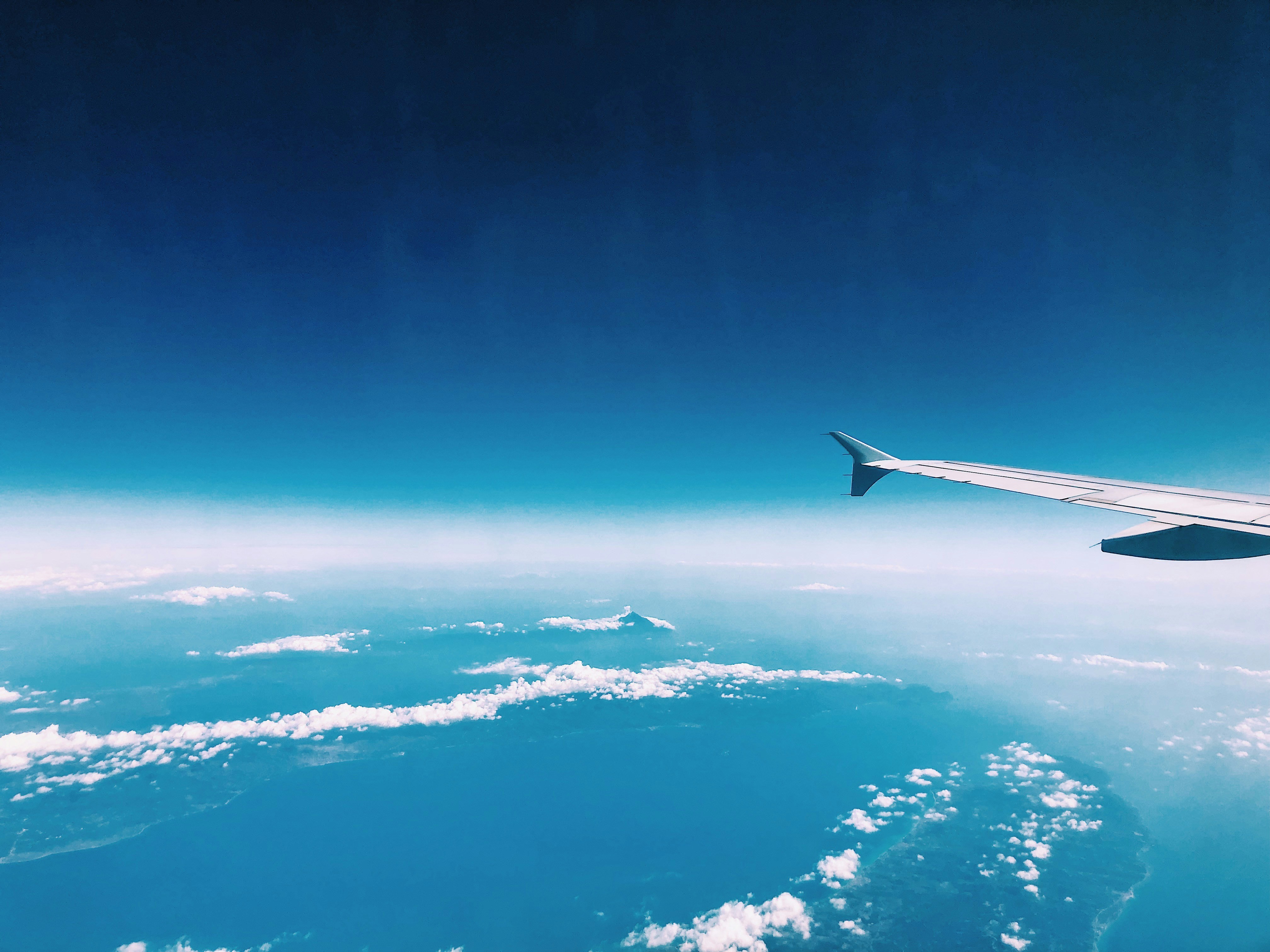 Wingtip Crossing the Blue Edge: Aerial Silence Over an Ocean Ribbon