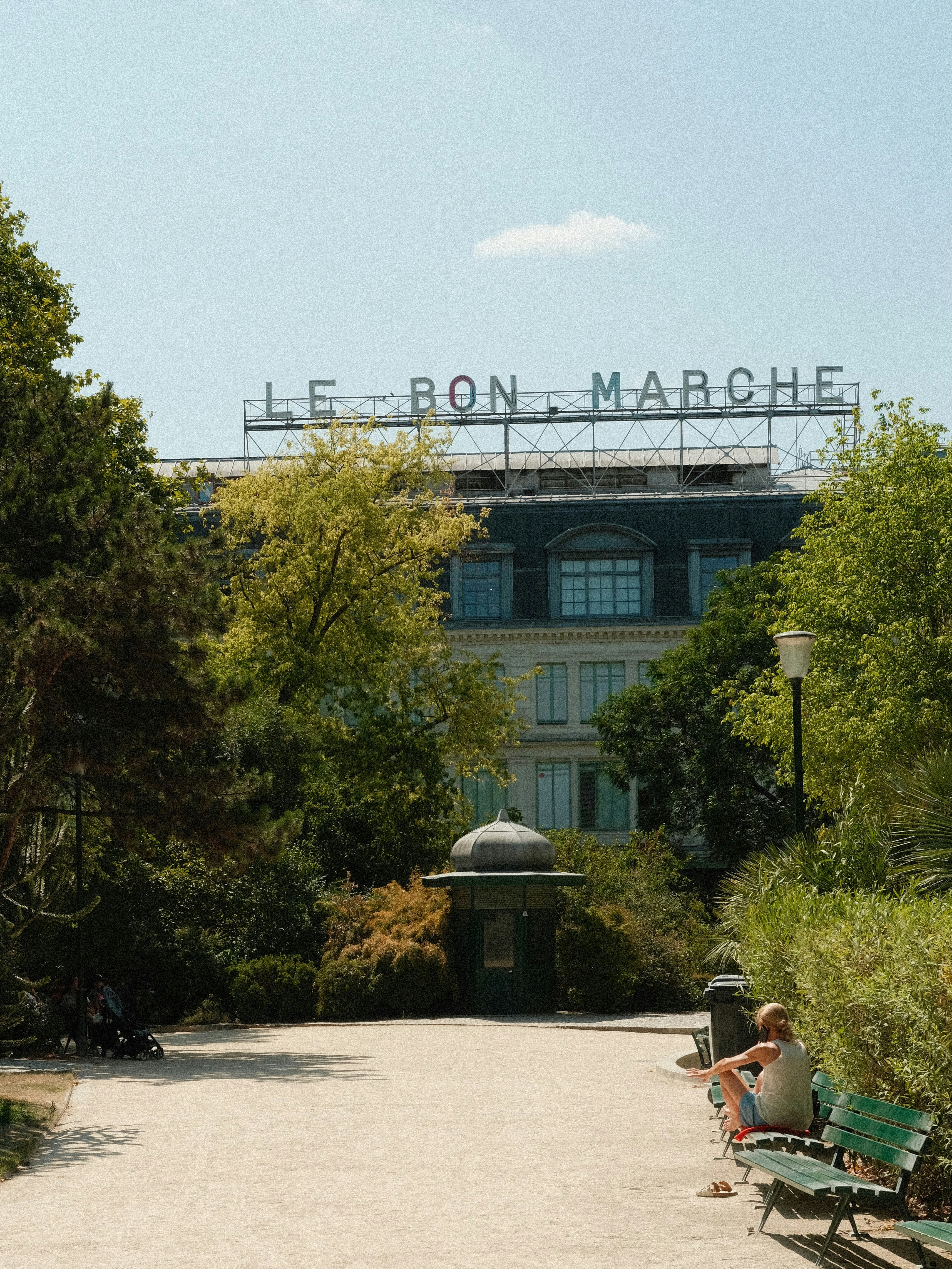 Le Bon Marché: Quiet Path to a Park-Front Rendezvous