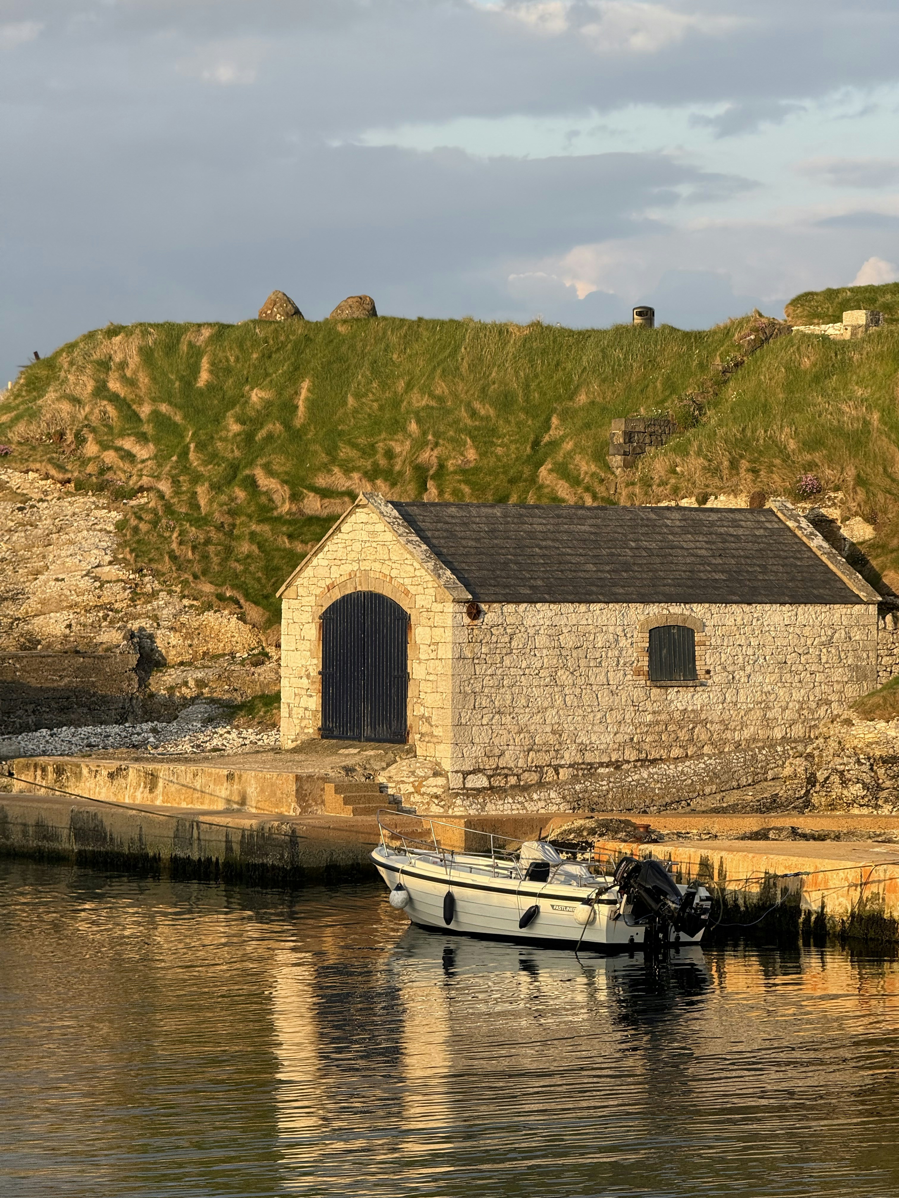 Harbor Stone: A Quiet Boathouse by the Tidal Edge