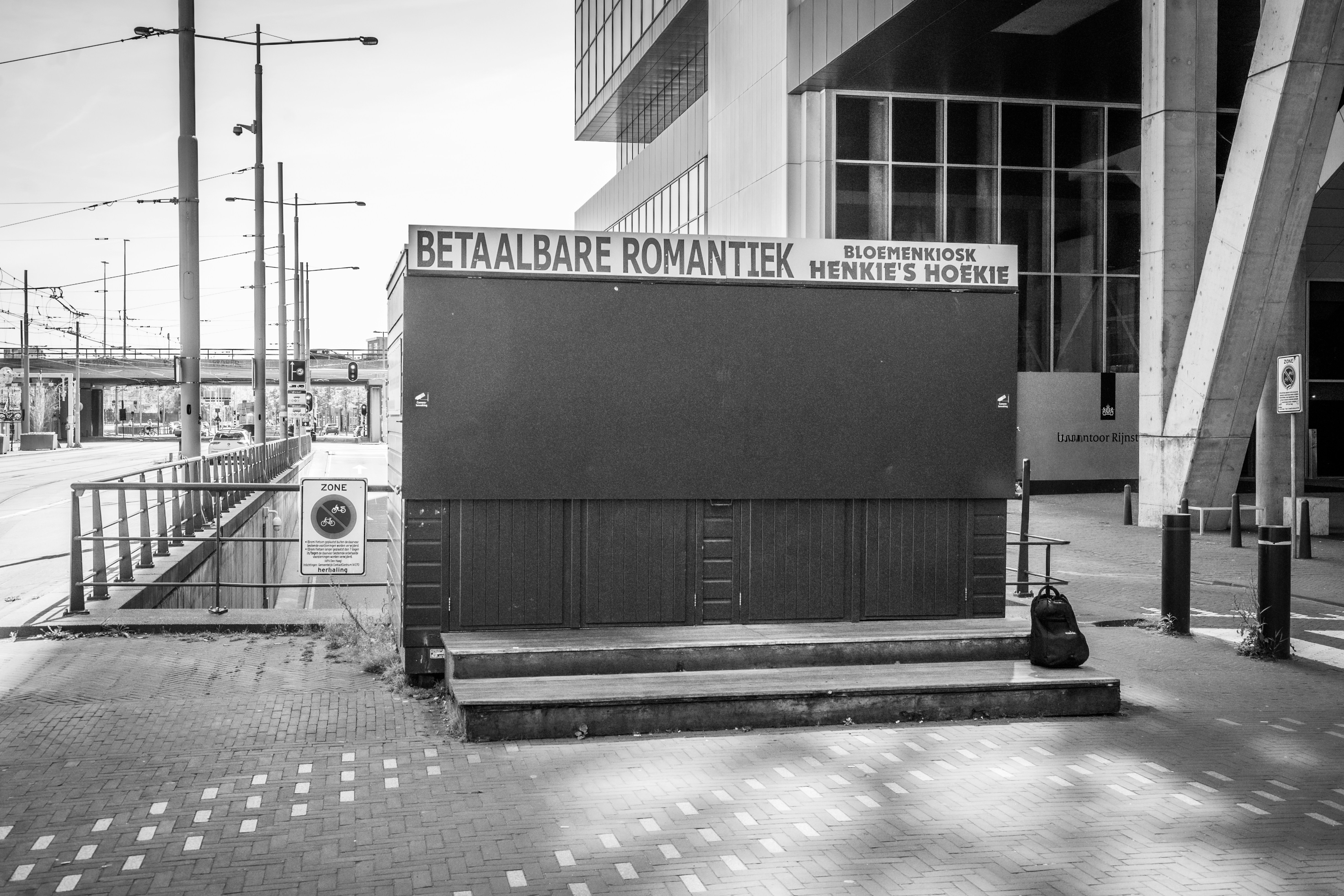 Empty Stage, Silent City: A Closed-Front Stand of Urban Quiet