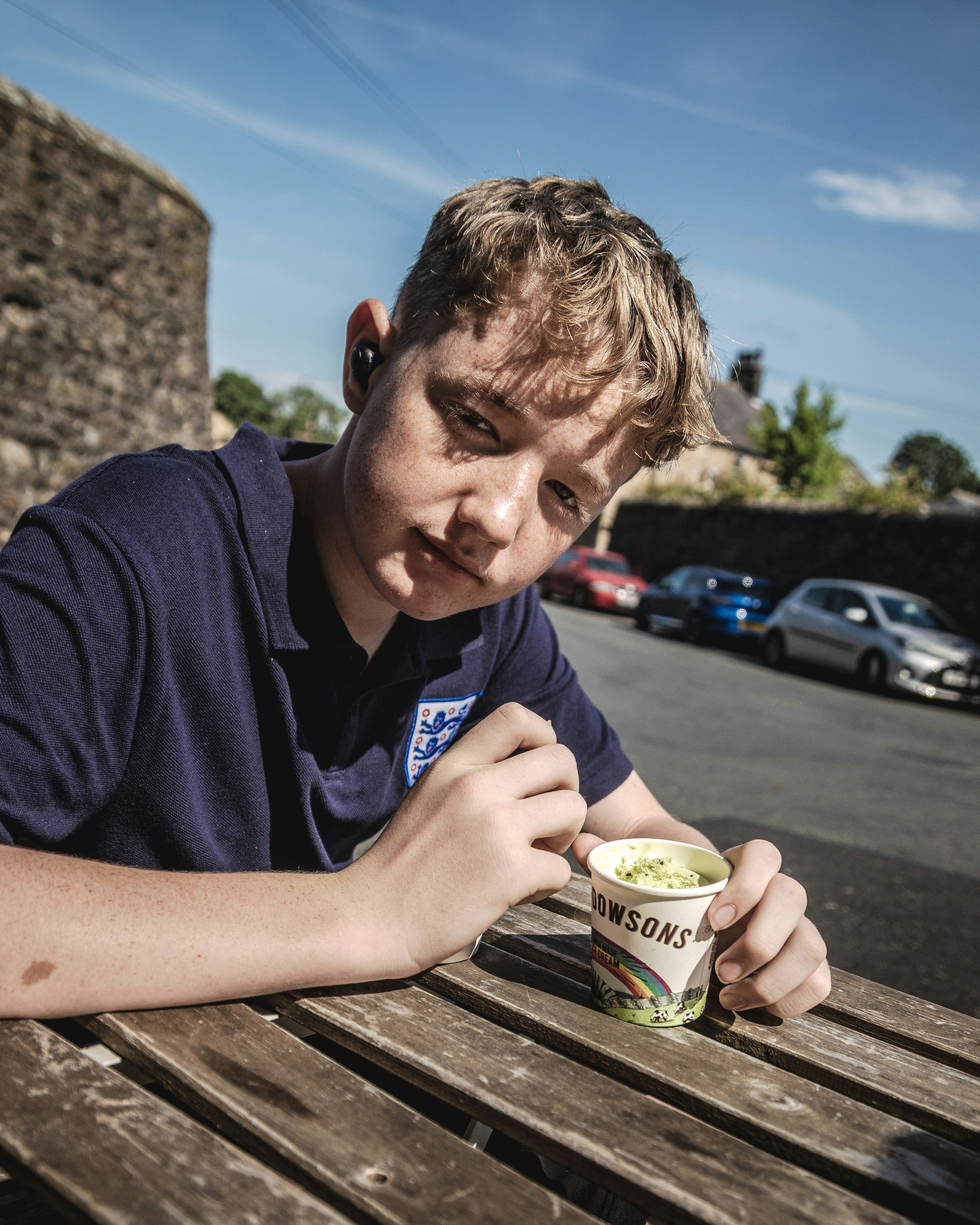 Cafe-side Portrait: Focus on the Quiet Moment