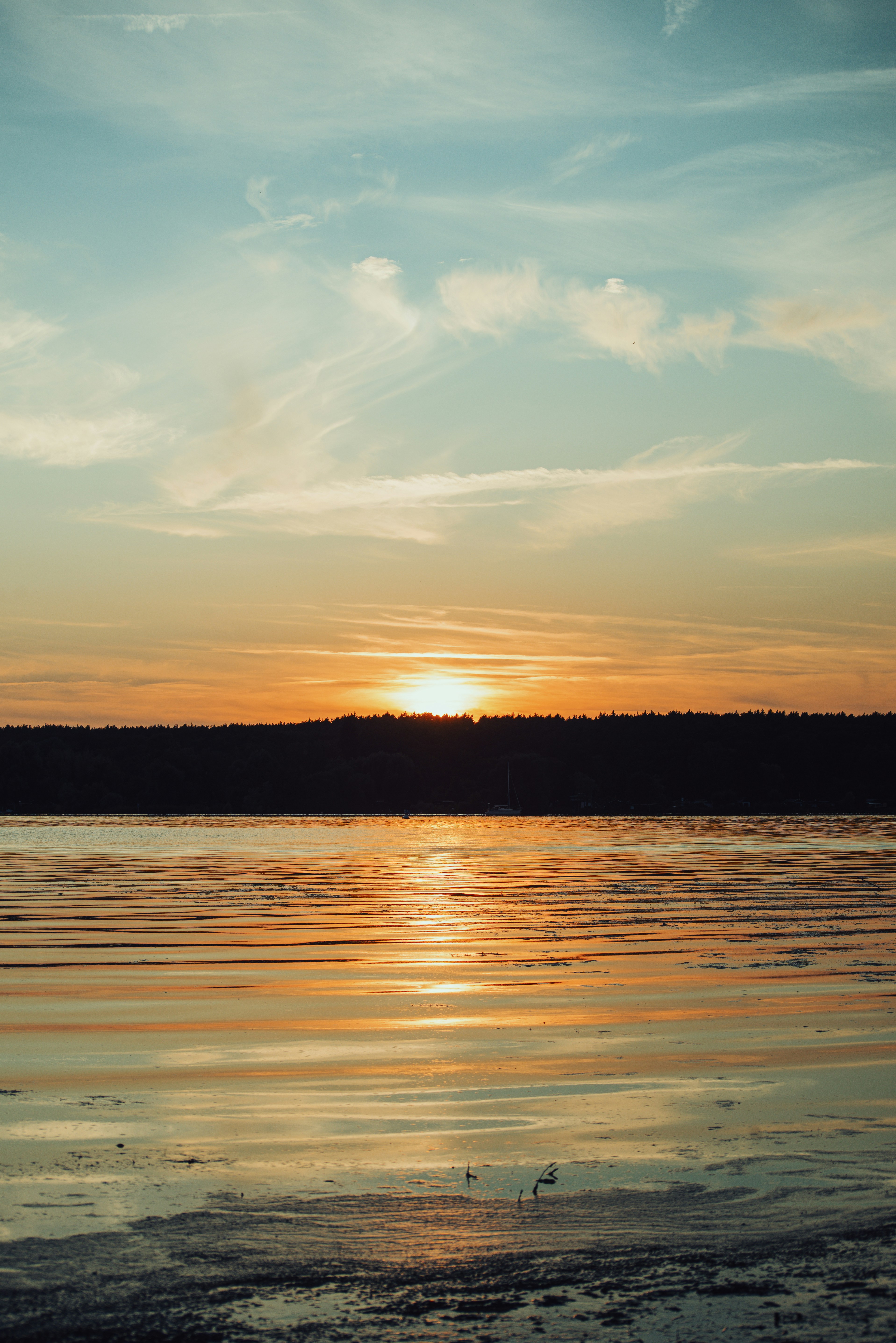 Sunset on the Quiet Horizon Over Calm Waters