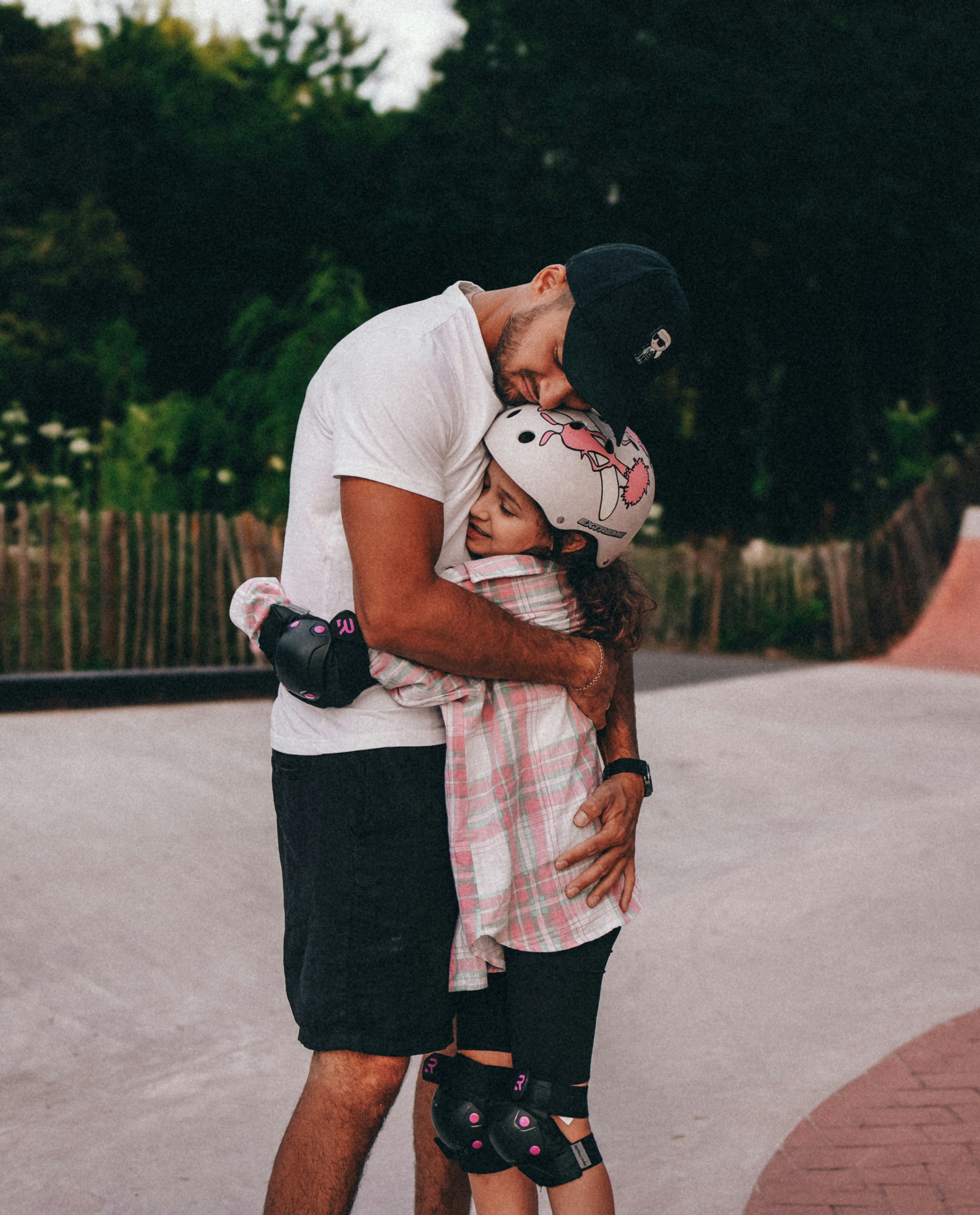 Hug in the skate park: a moment of protection and warmth
