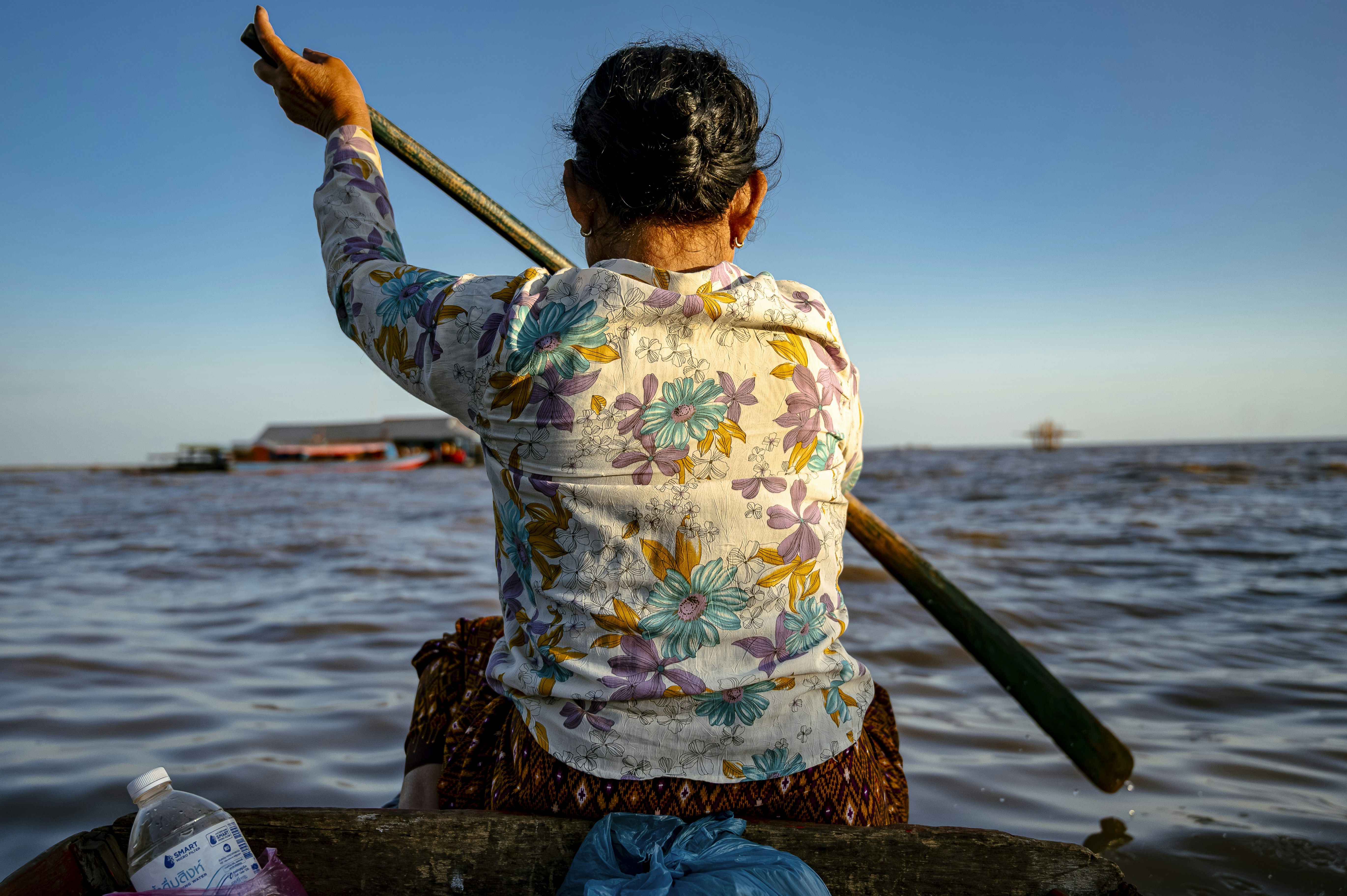 Back-Pressed Oar: A Fisherman’s Quiet Drive Across Wide Waters