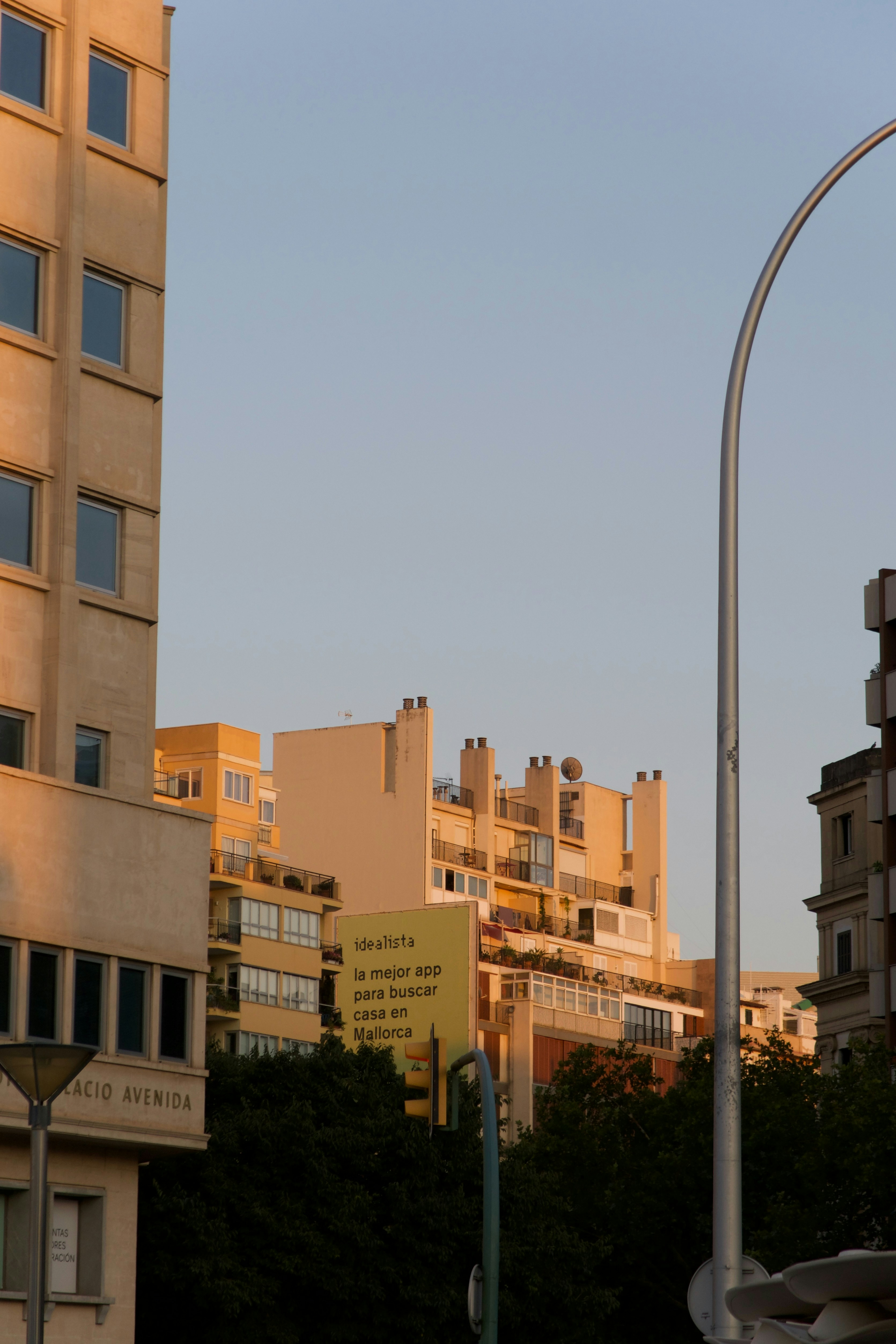 Golden Hour Between Towers: Urban Quiet in Valencia