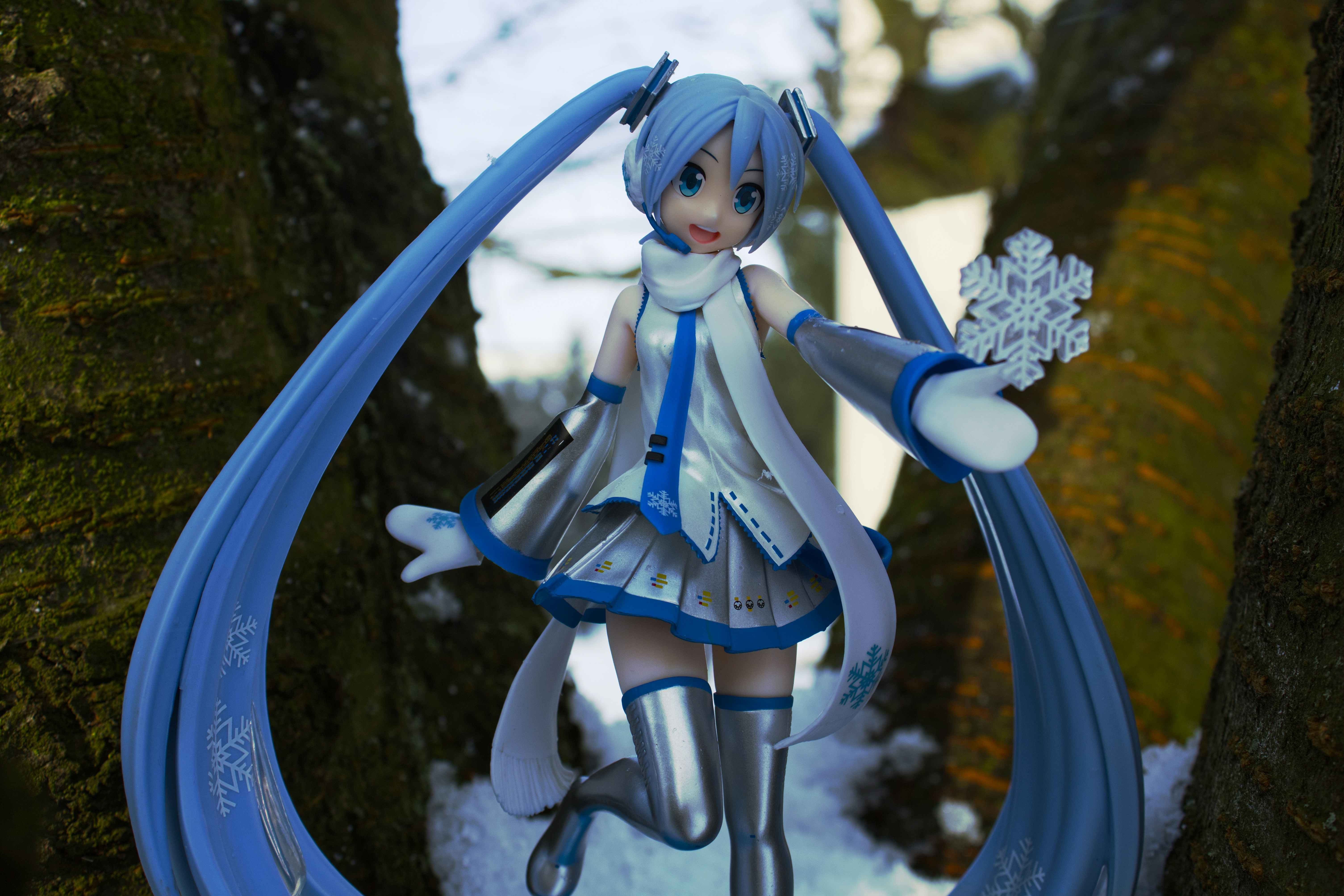 Blue Elegy: A Snow-kissed Hatsune Miku Figurine Reaches for the Sky