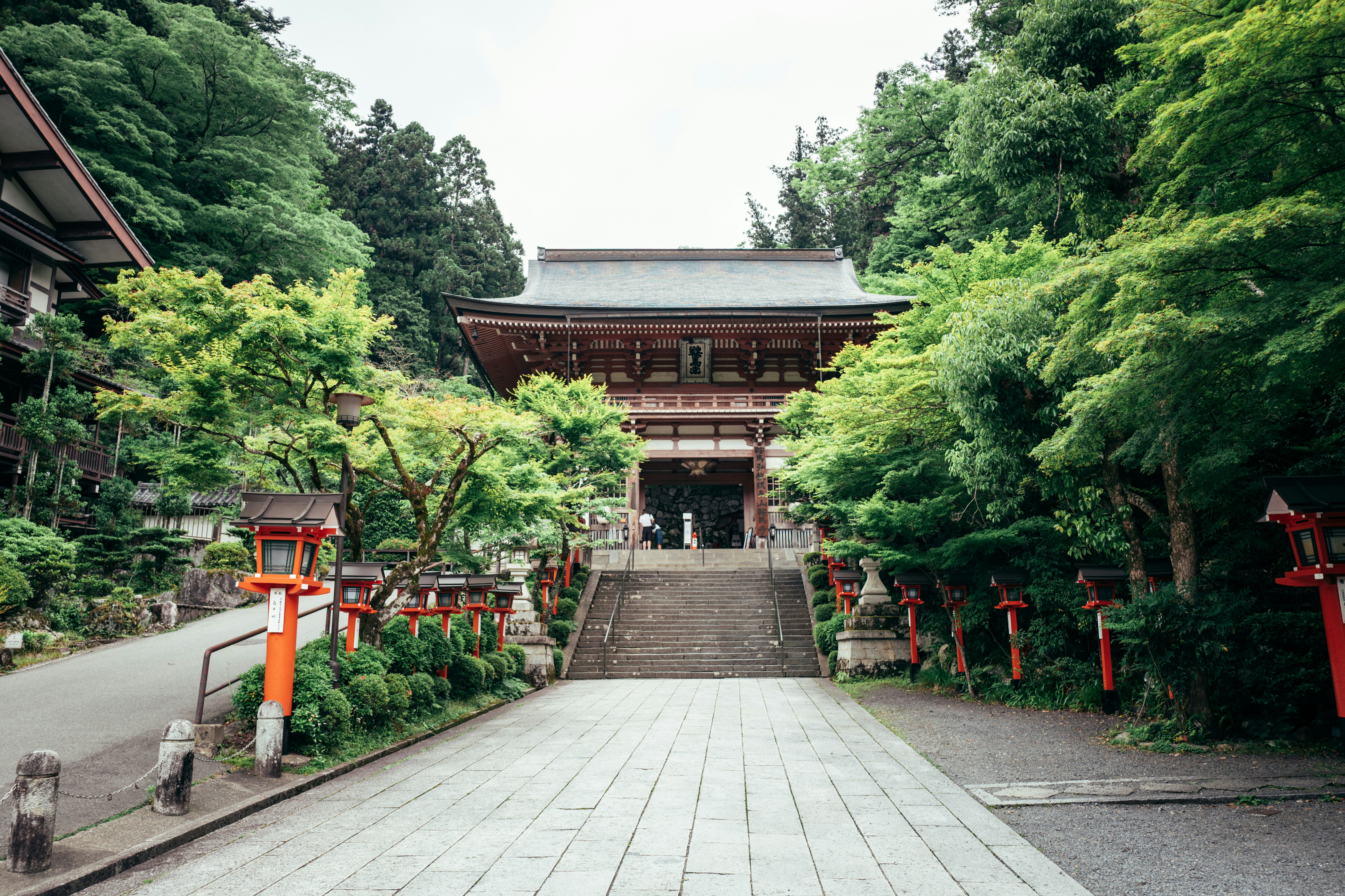  gatehouse altar at the temple avenue