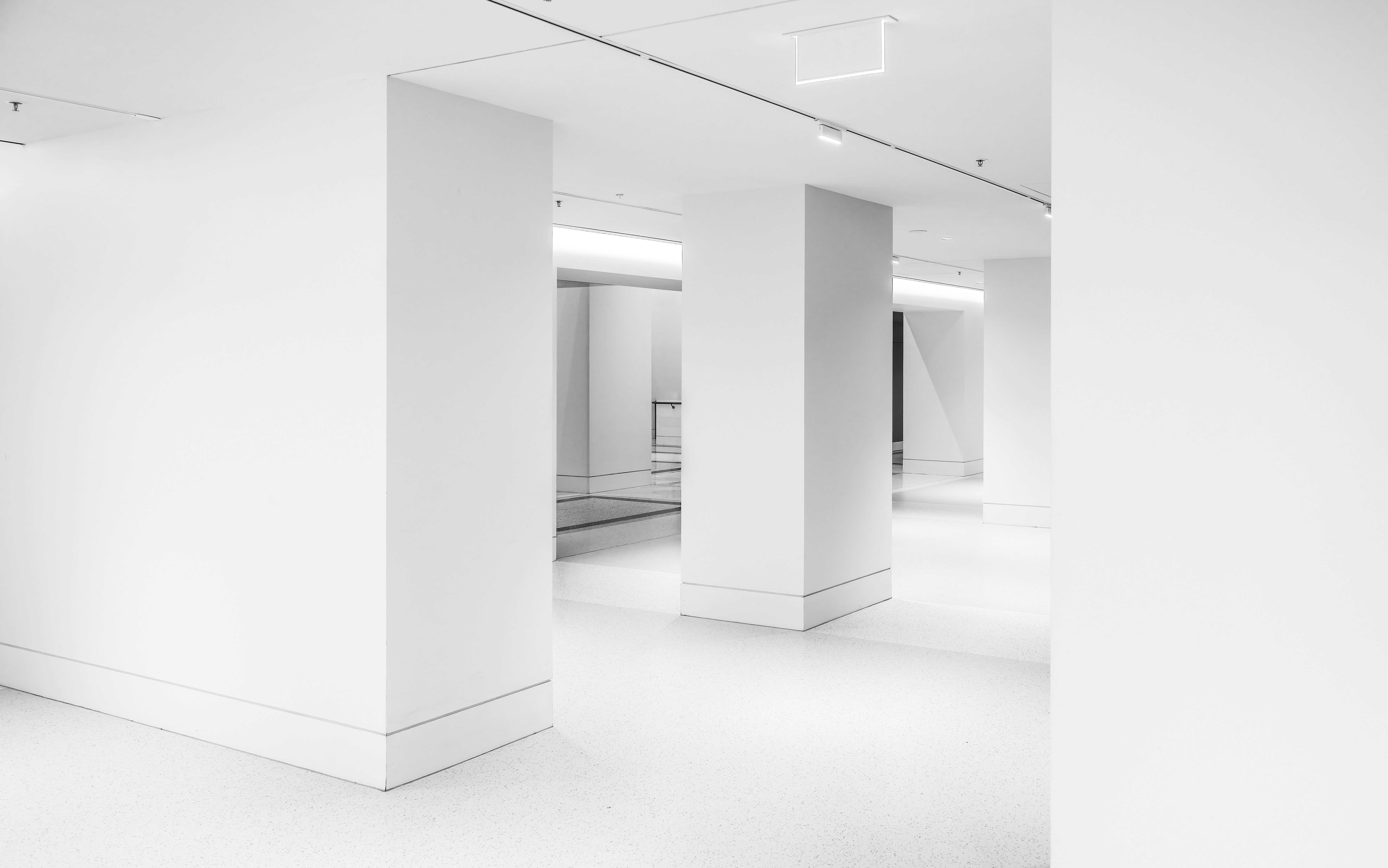 Minimalist Gallery: Quiet Columns and White Space