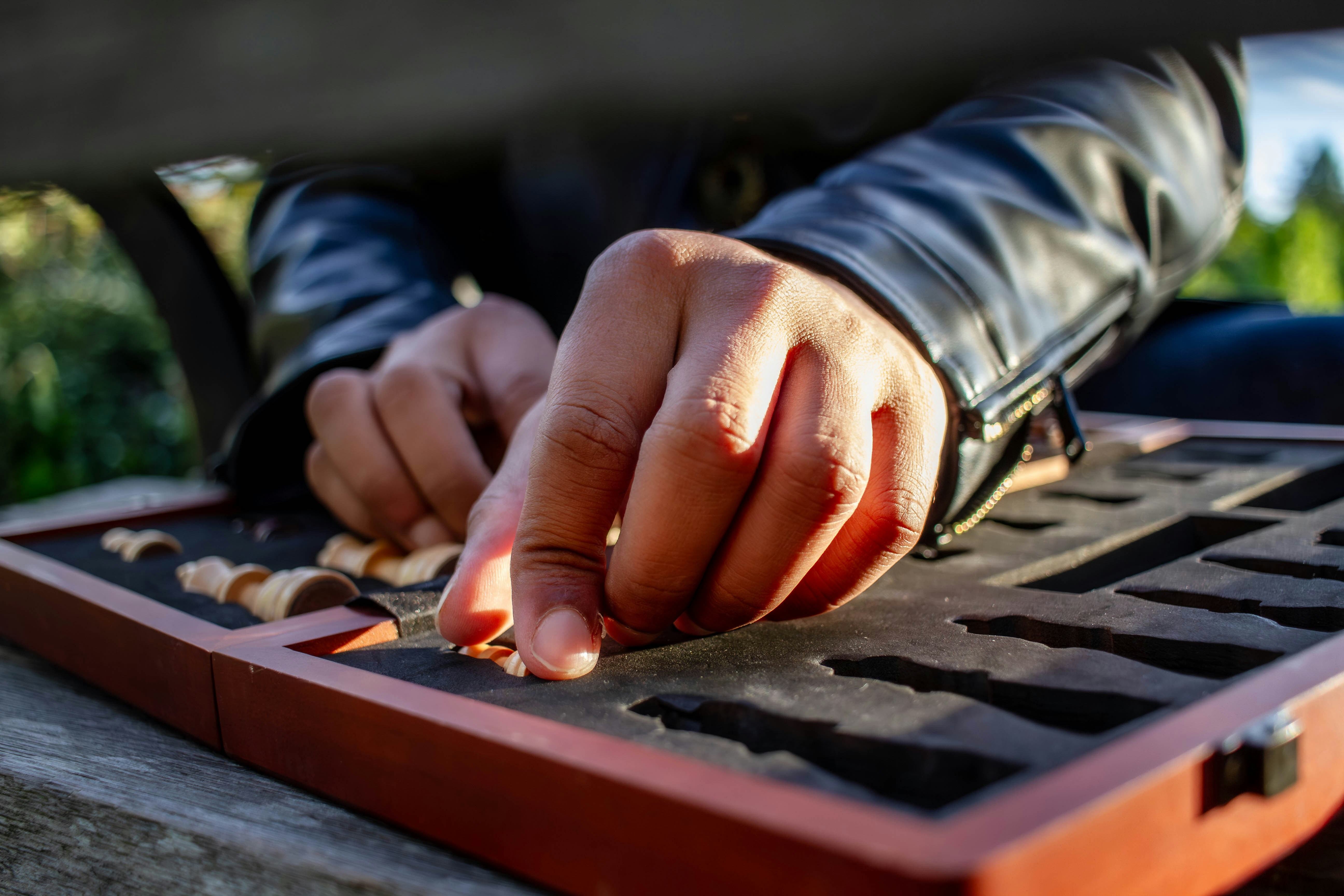 Controlled Dexterity: Handfinding a Card in the Wooden Grid