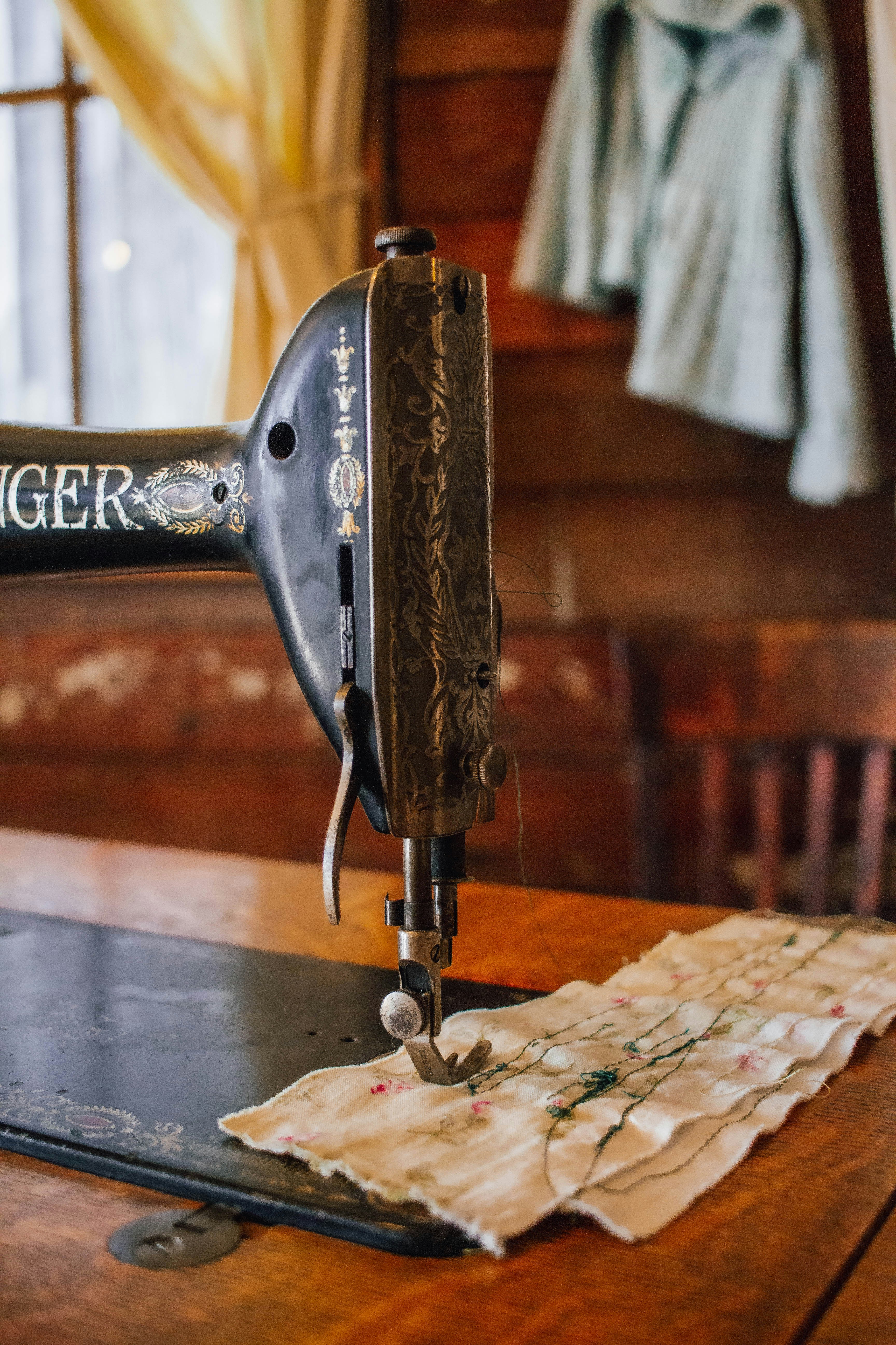 Threaded Time: A Vintage Singer Resting on a Wooden Table